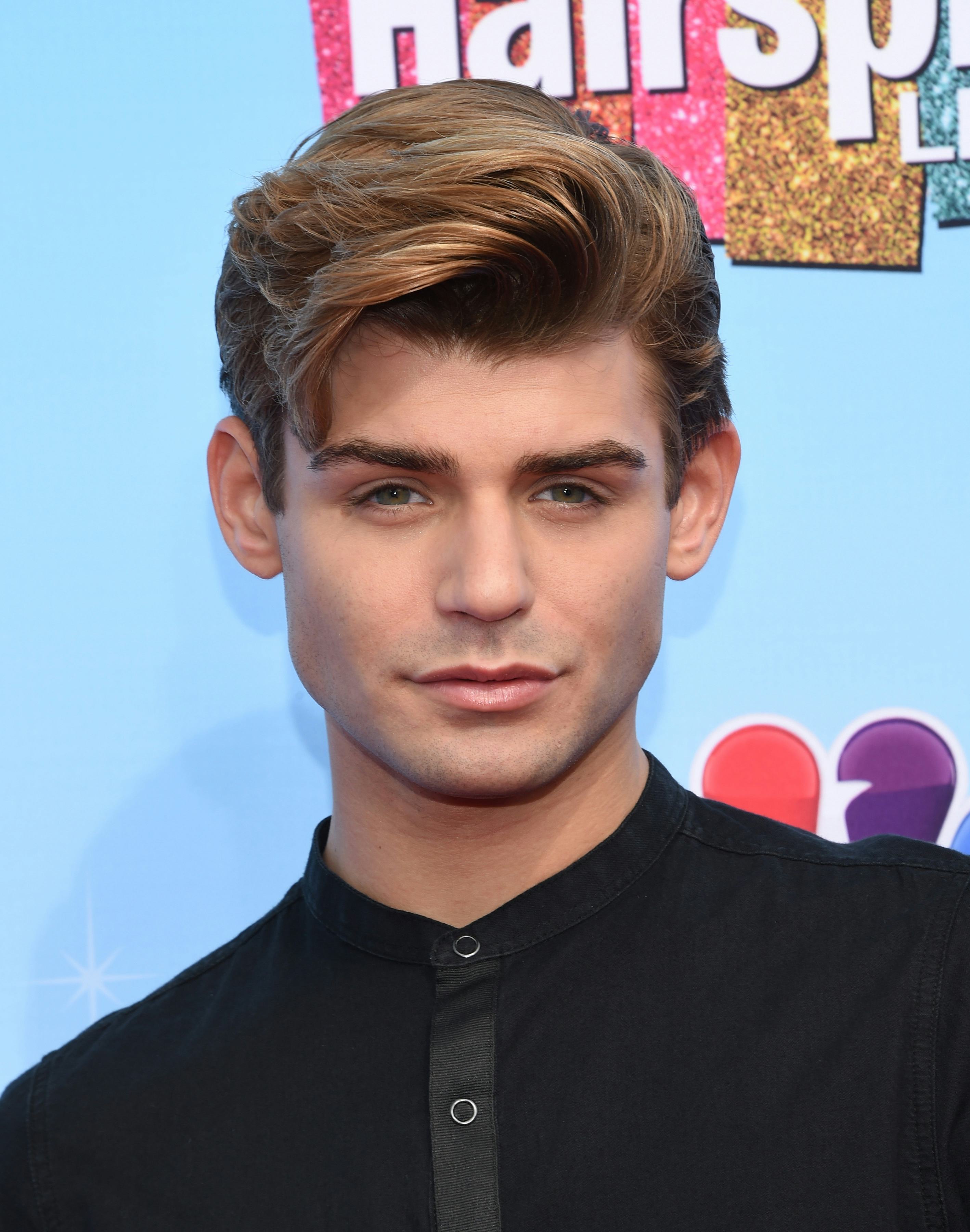 Link Larkin's Instagram, Twitter & Facebook on IDCrawl