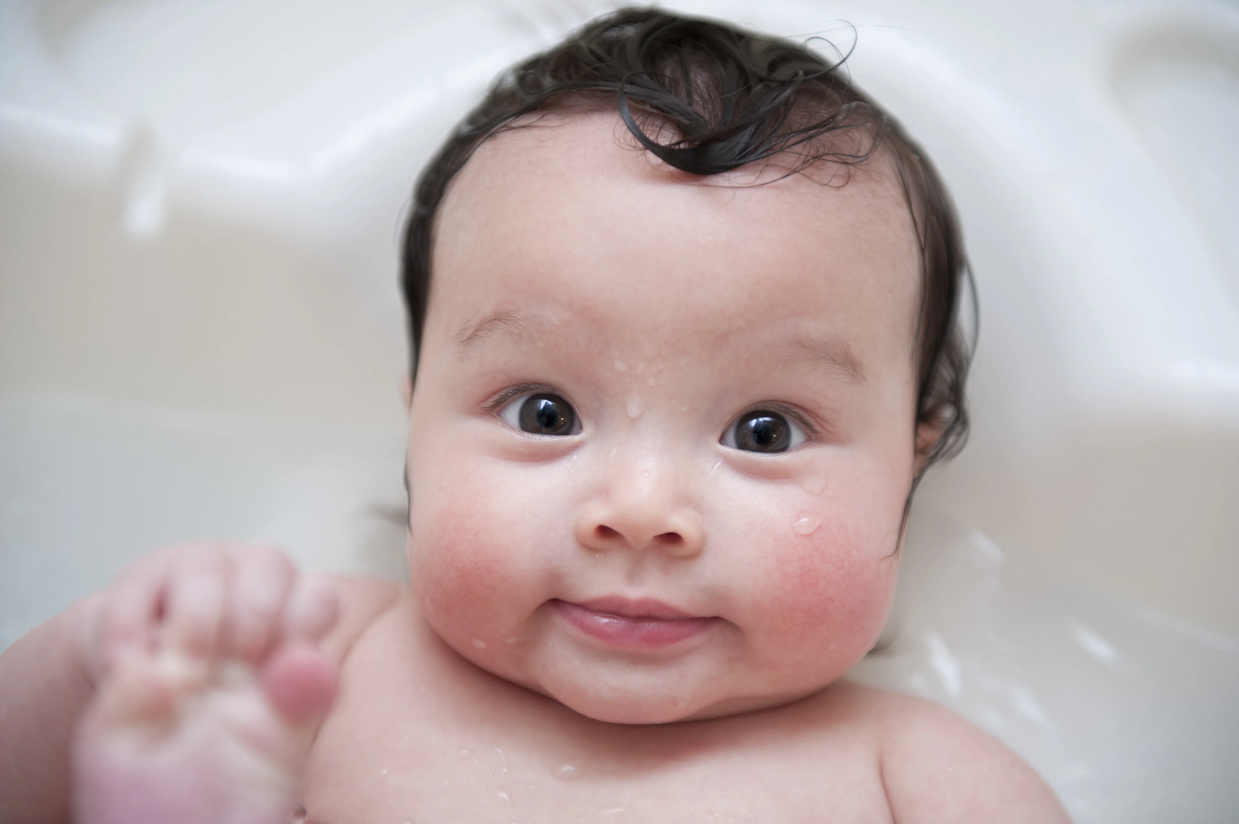 7 Hacks For Co-Bathing With A Newborn