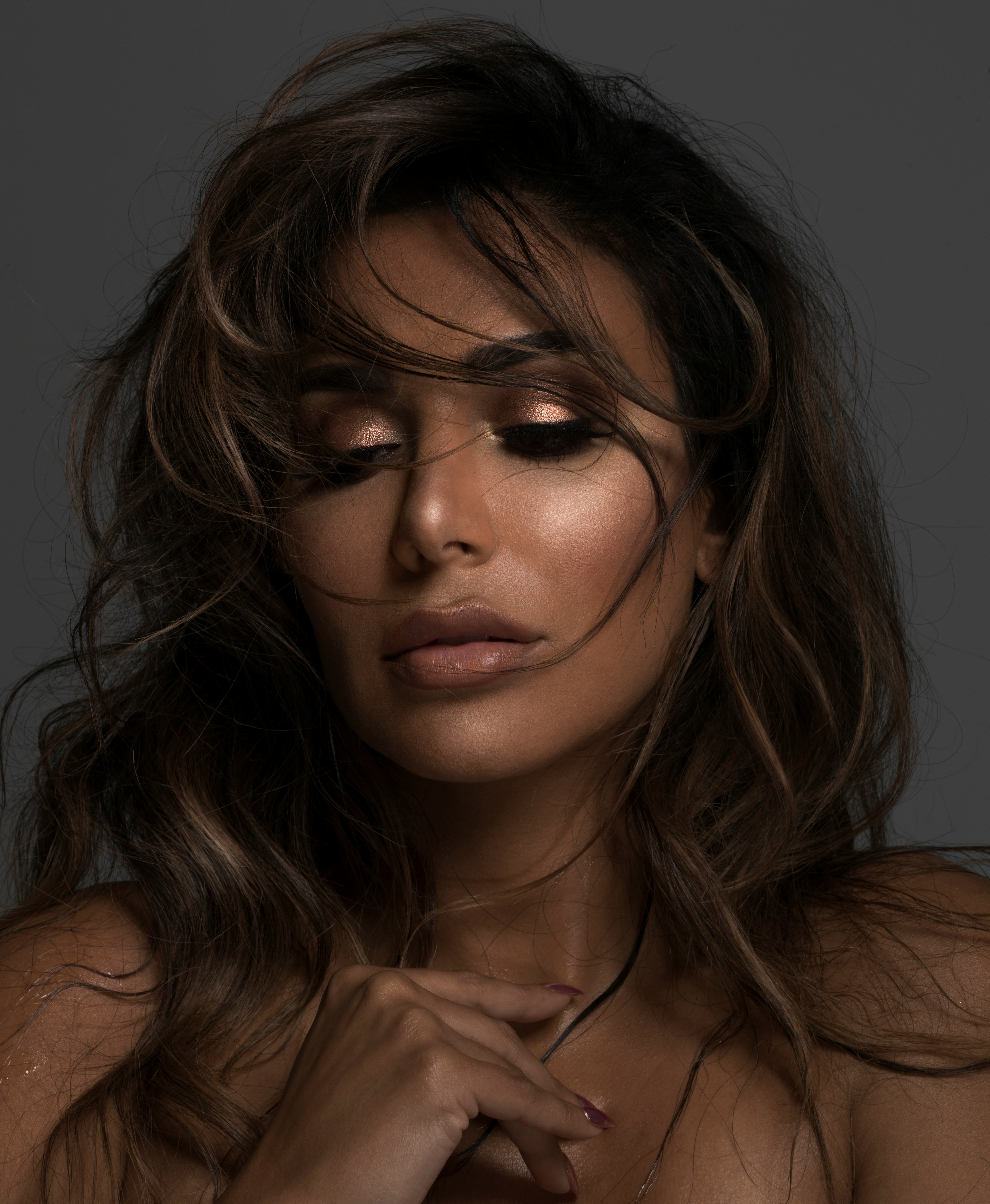 Swatches Of Huda Beauty's 3D Highlighter Palette Proves It's Not Like ...