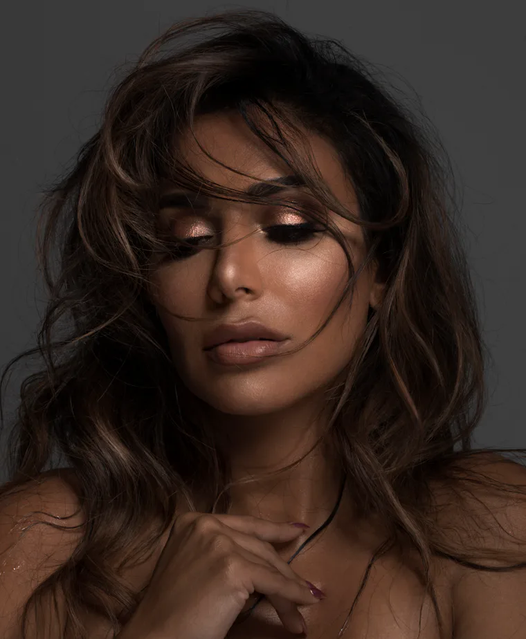 Swatches Of Huda Beauty's 3D Highlighter Palette Proves It's Not Like ...