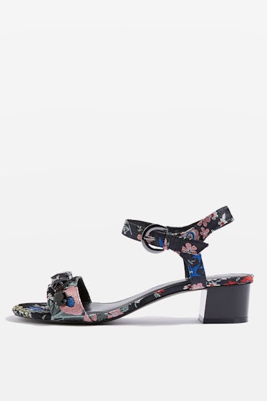 15 Cute Sandals To Wear To Graduation — PHOTOS