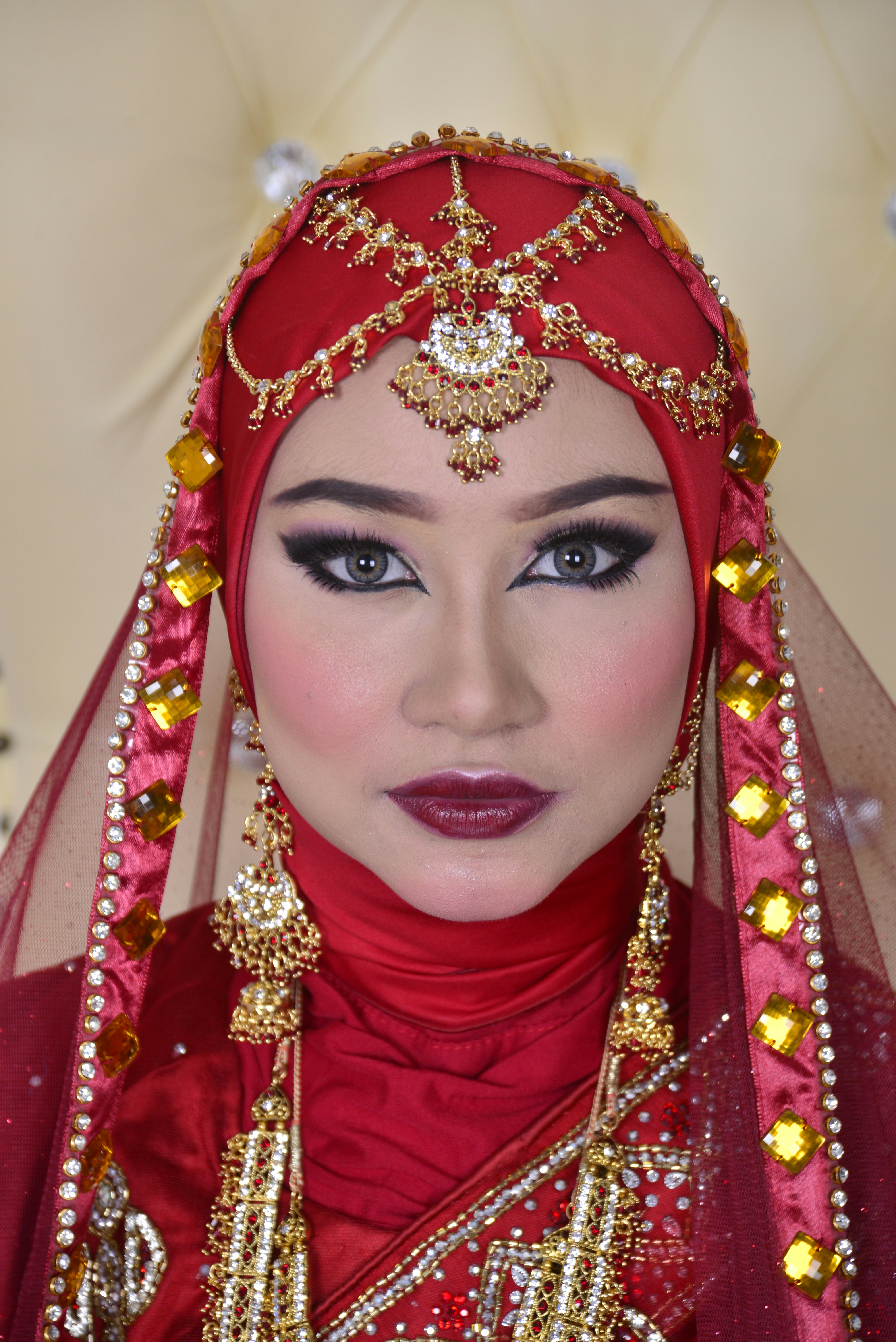 How 16 Hijabi Women Use Makeup To Express Themselves