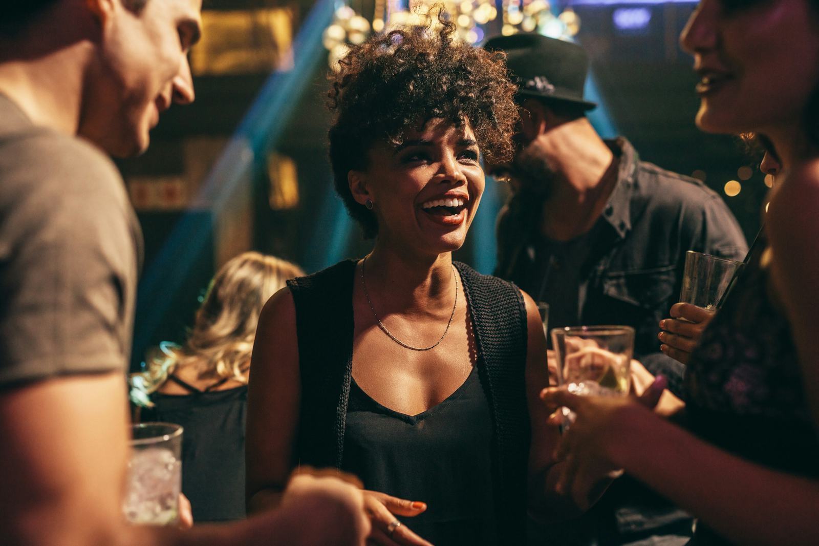 How To Actually Meet Someone At A Bar, According To The Professional ...