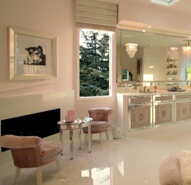 17 Things Lisa Vanderpump Owns That Fans Will Totally Want For Themselves