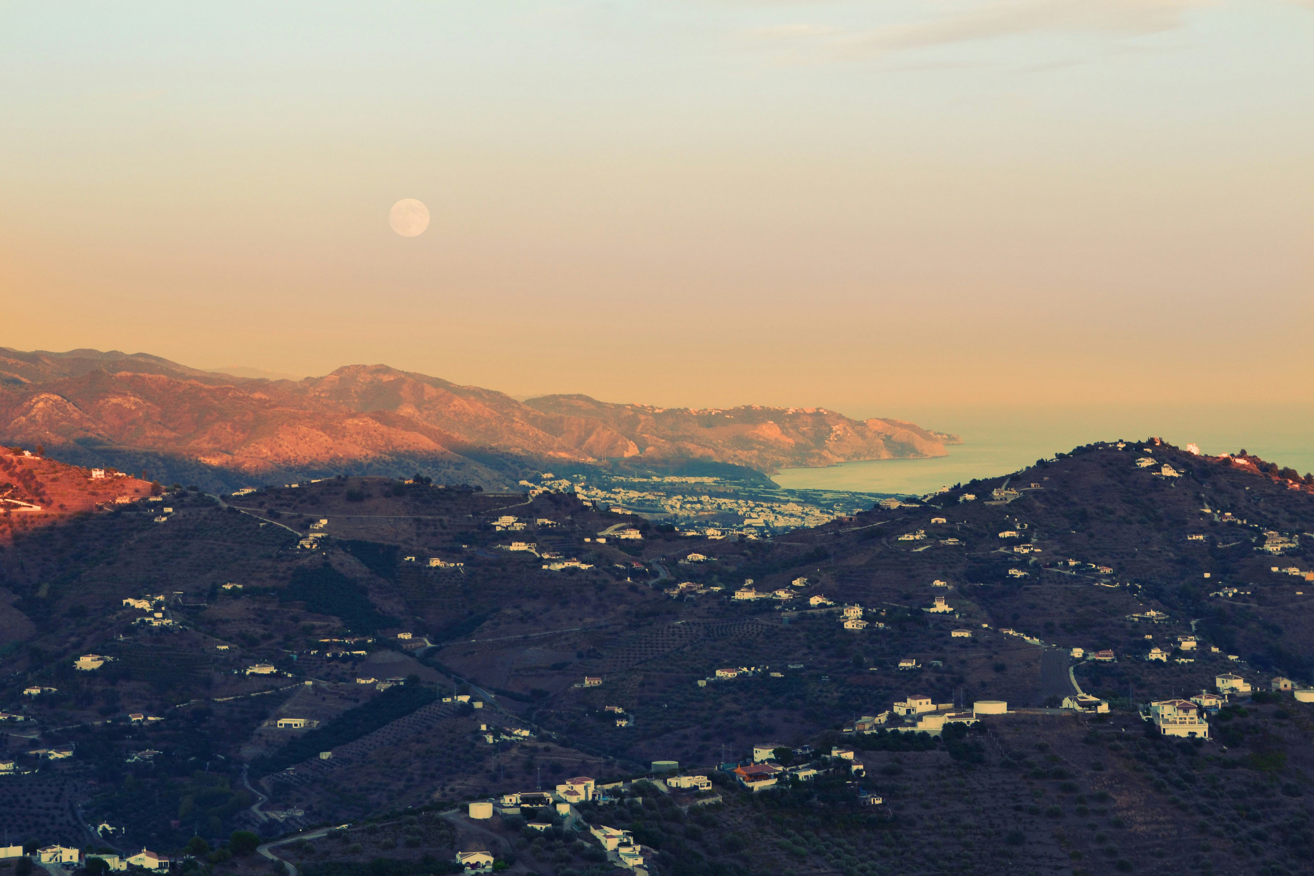 What’s The Difference Between The Strawberry Moon And The Mini Moon ...