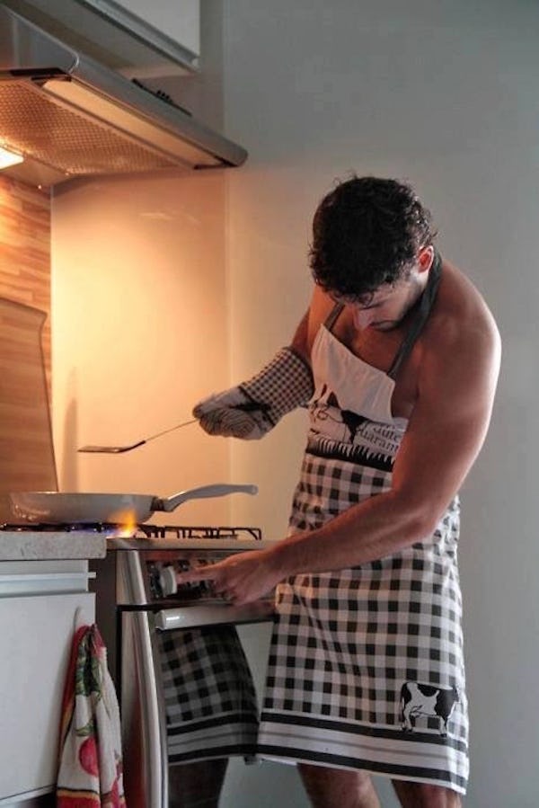 20 Hot Guys Cooking Who You Wish Were Making Your Dinner Tonight (Photos)