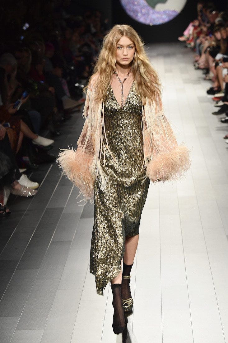 Video Of Gigi Hadid Walking In Fashion Show With One Shoe Is Honestly ...