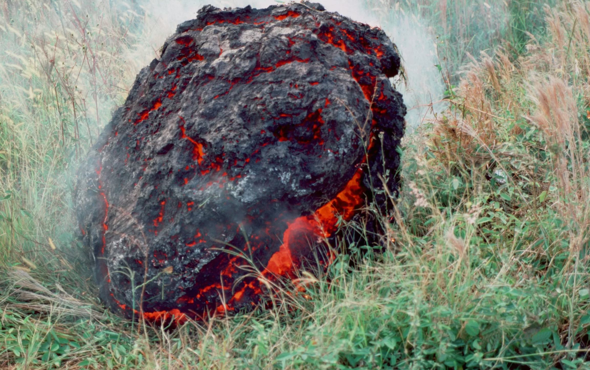 Kilauea Volcano: Fissure 8 Reaches New Heights and Spawns Giant Lava Balls