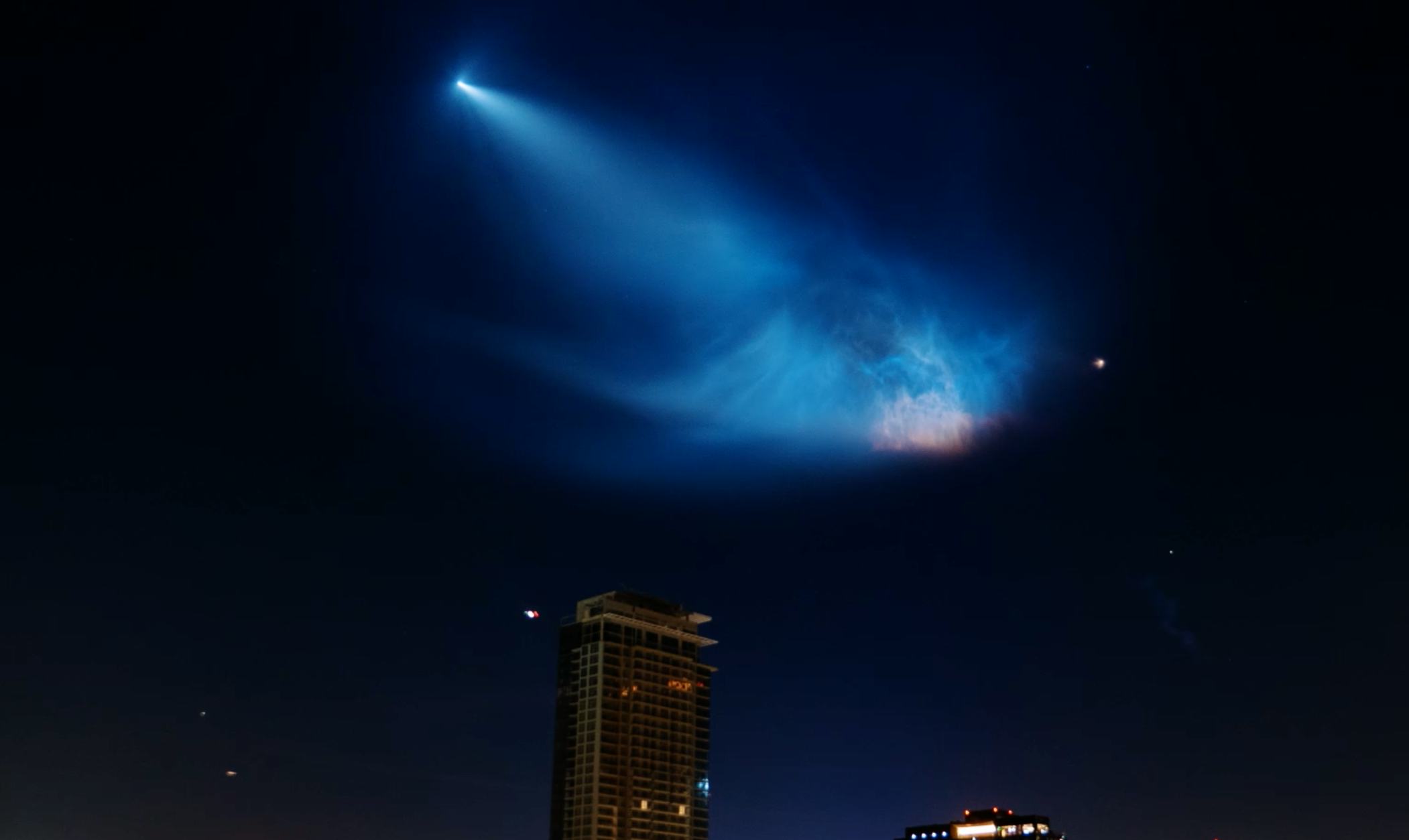 Brilliant Video Shows SpaceX Falcon 9's Epic Flight Over LA Sky Line