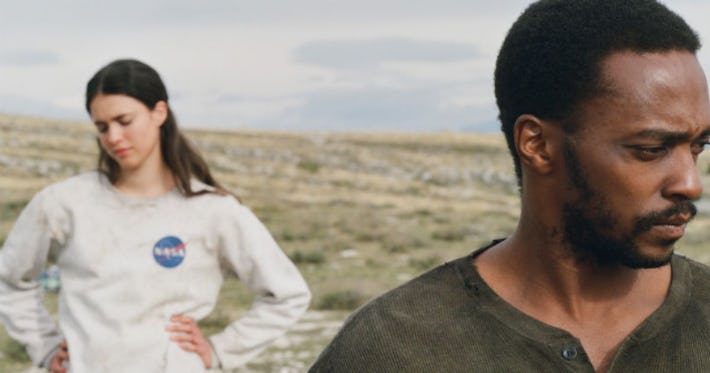 'IO' Review: New Netflix Sci-Fi Movie Tries to Be Deep, but Fails to Be Fun