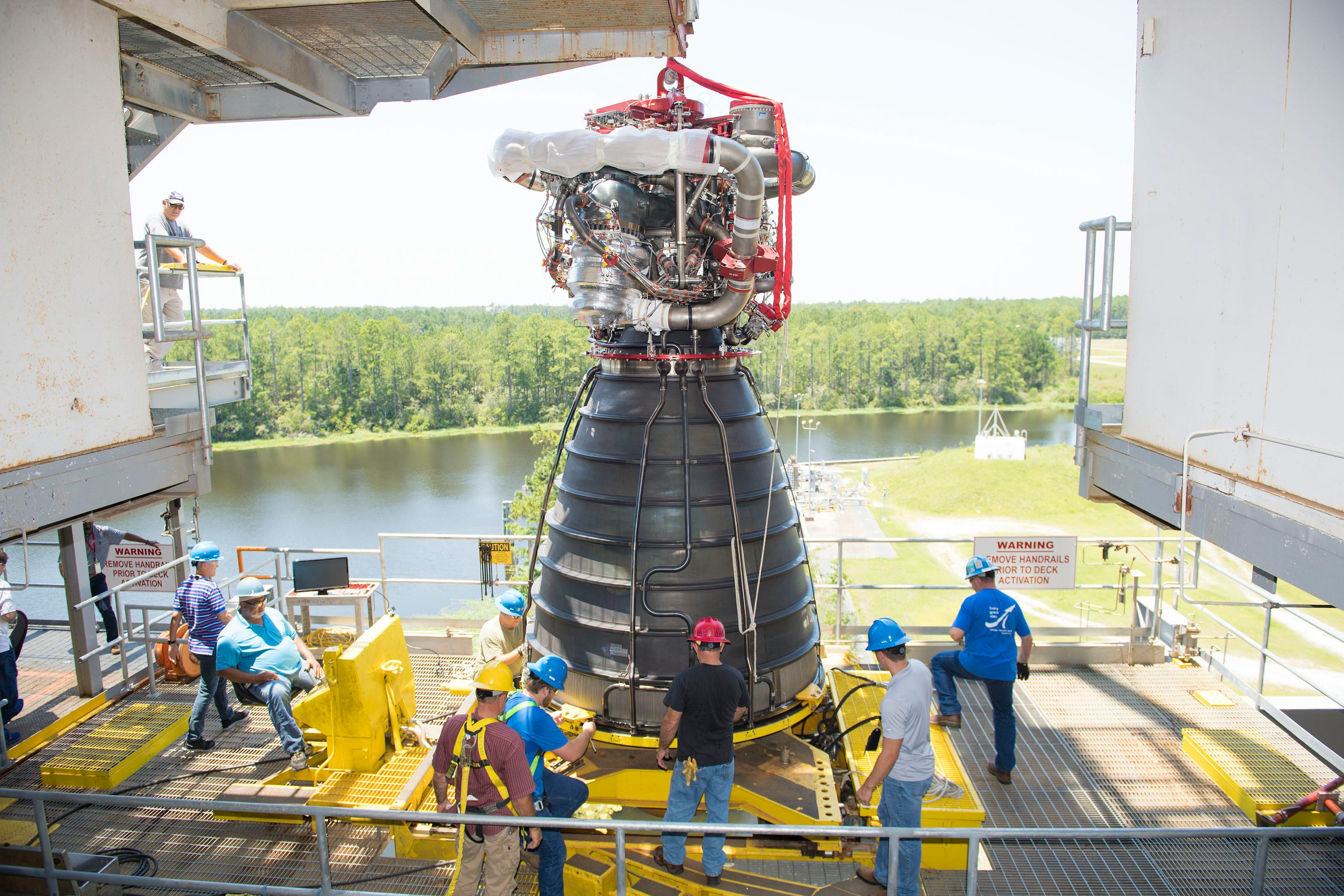 Video Shows NASA's RS-25 Engine Spewing Clouds of Steam in Test Fire