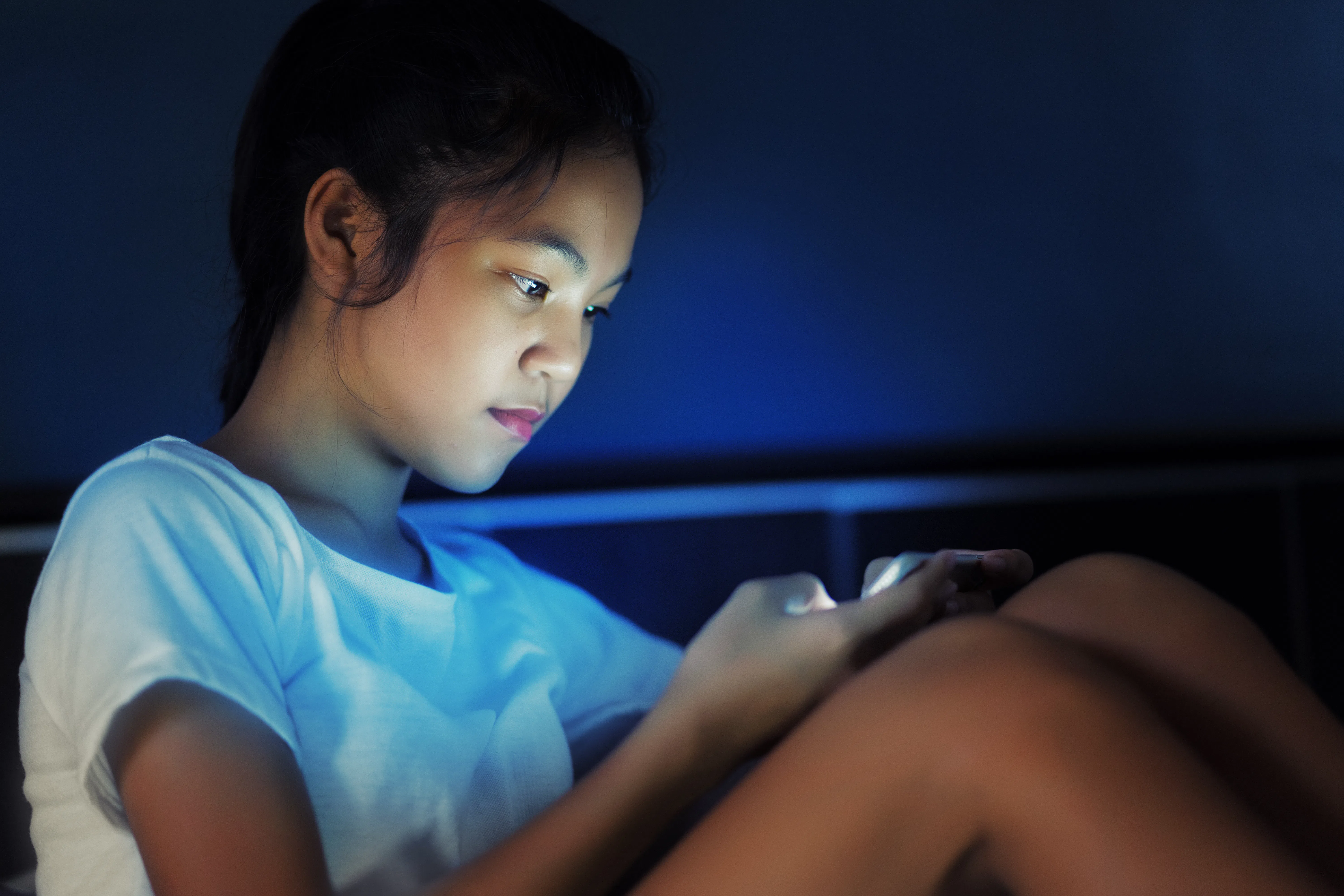 Sleep scientists offer a surprising opinion on the dangers of blue light