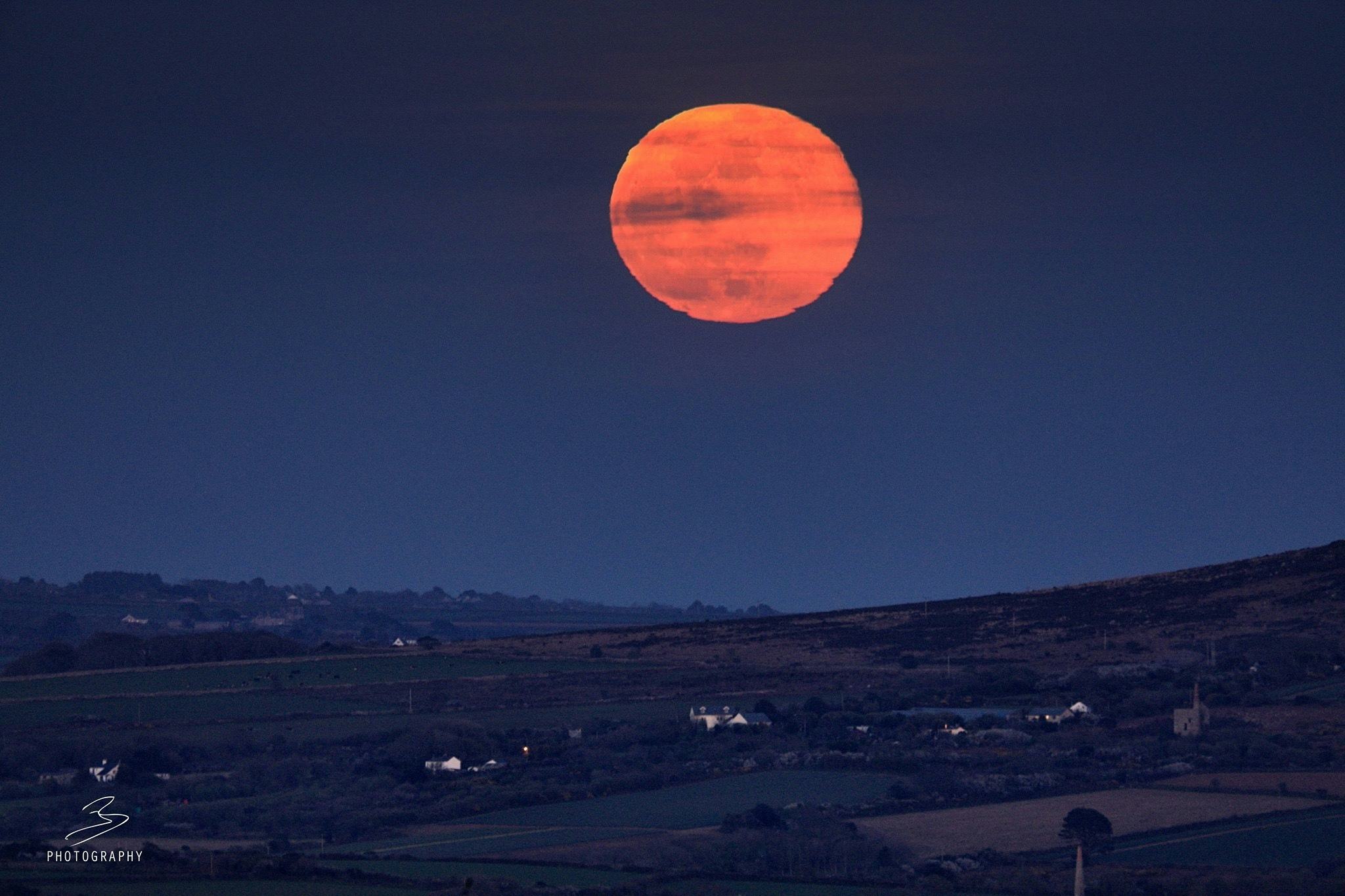 Strawberry Moon Pictures: Stunning Images Capture June’s Full Moon Event