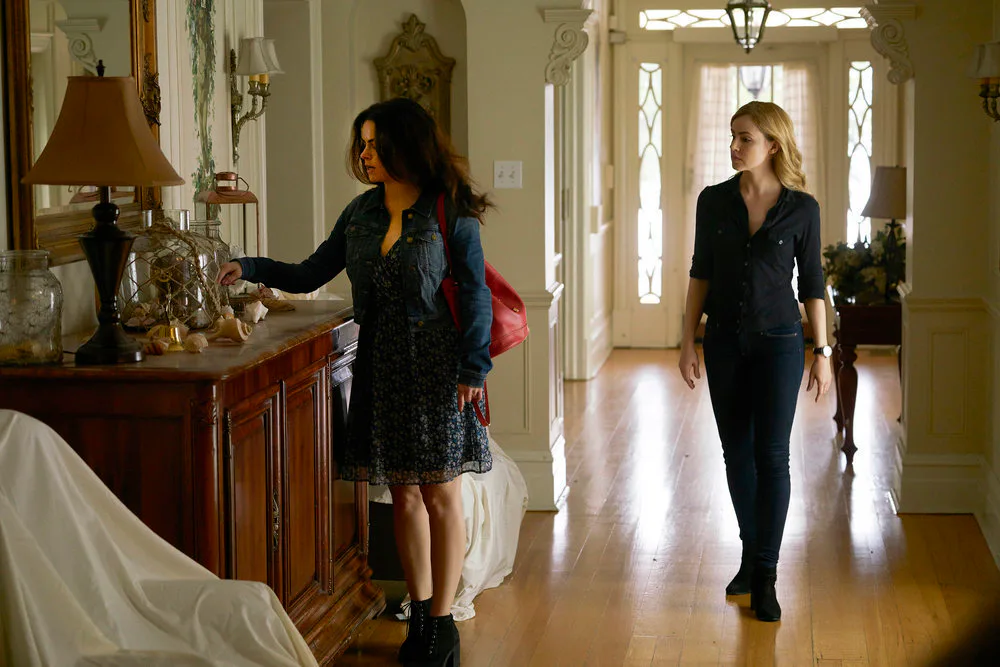 '12 Monkeys' Keeps the Crazy Changes Going in 'Bodies of Water'
