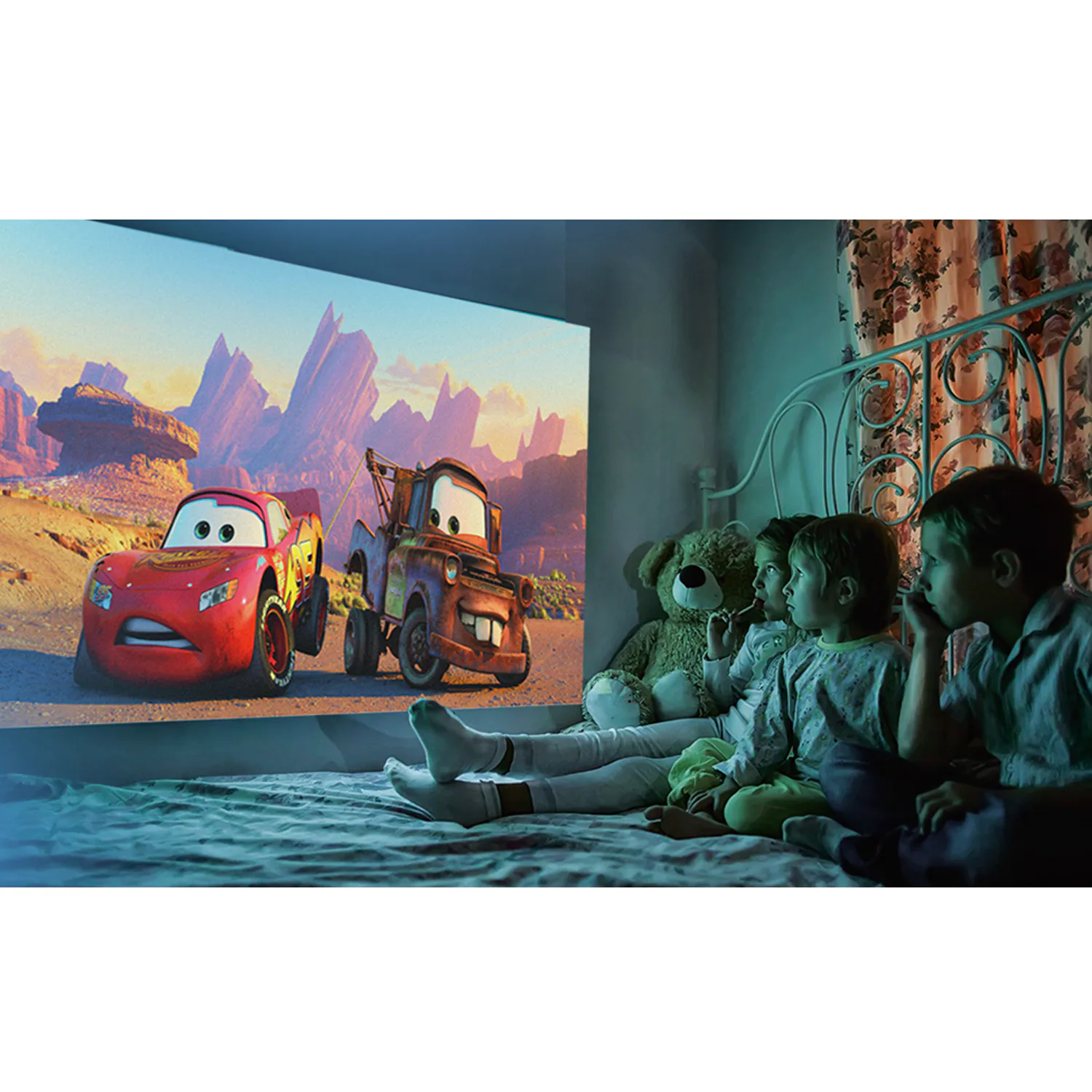 Cinemood Review: A Silent Projector That Fits in the Palm Of Your Hand