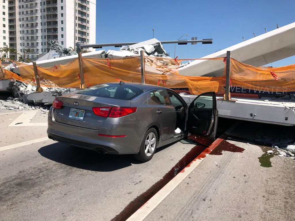 10 Images Showing the Devastation of the Pedestrian Bridge Collapse