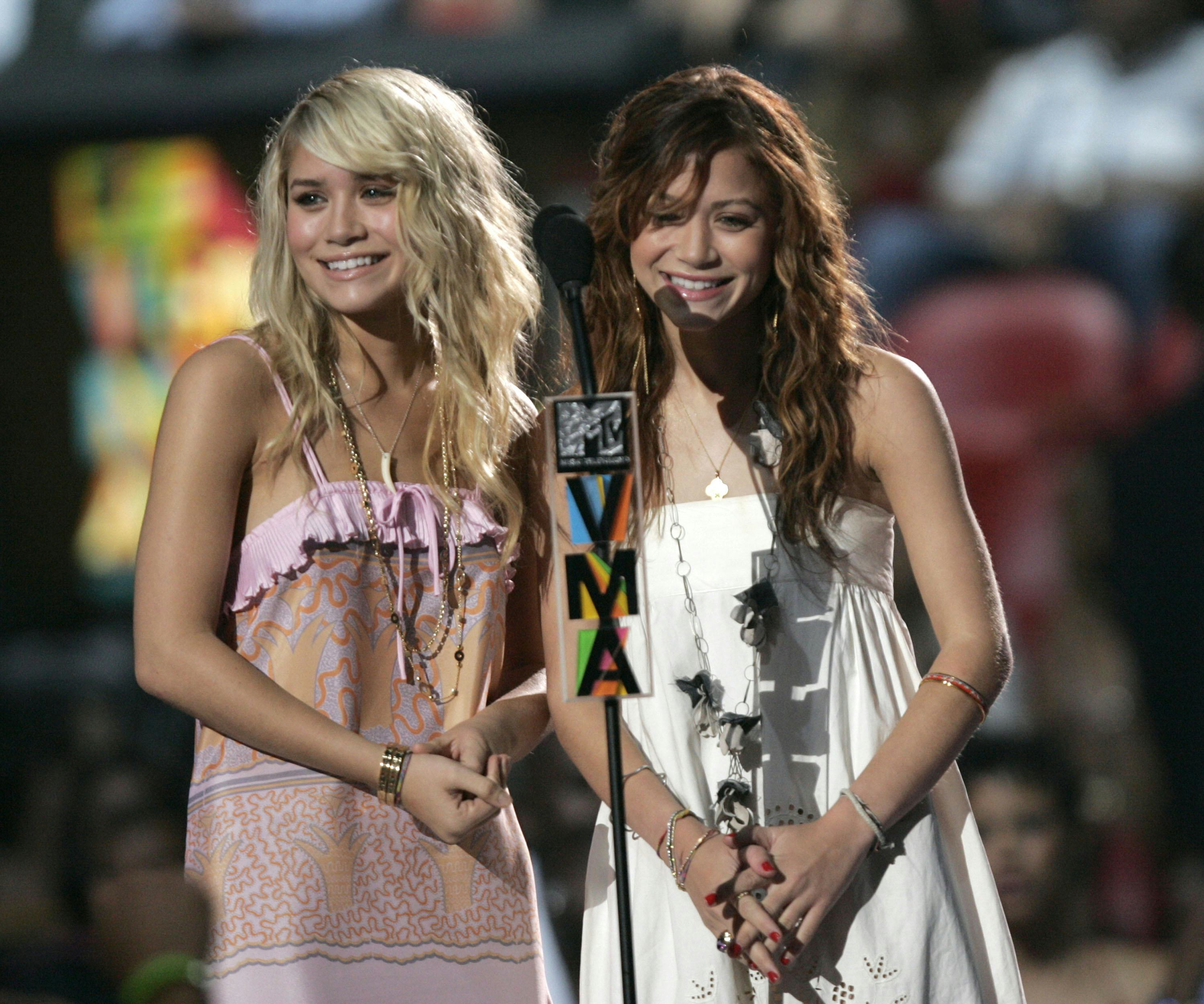 The 26 Times Mary Kate & Ashley Olsen Actually Smiled With Teeth — PHOTOS