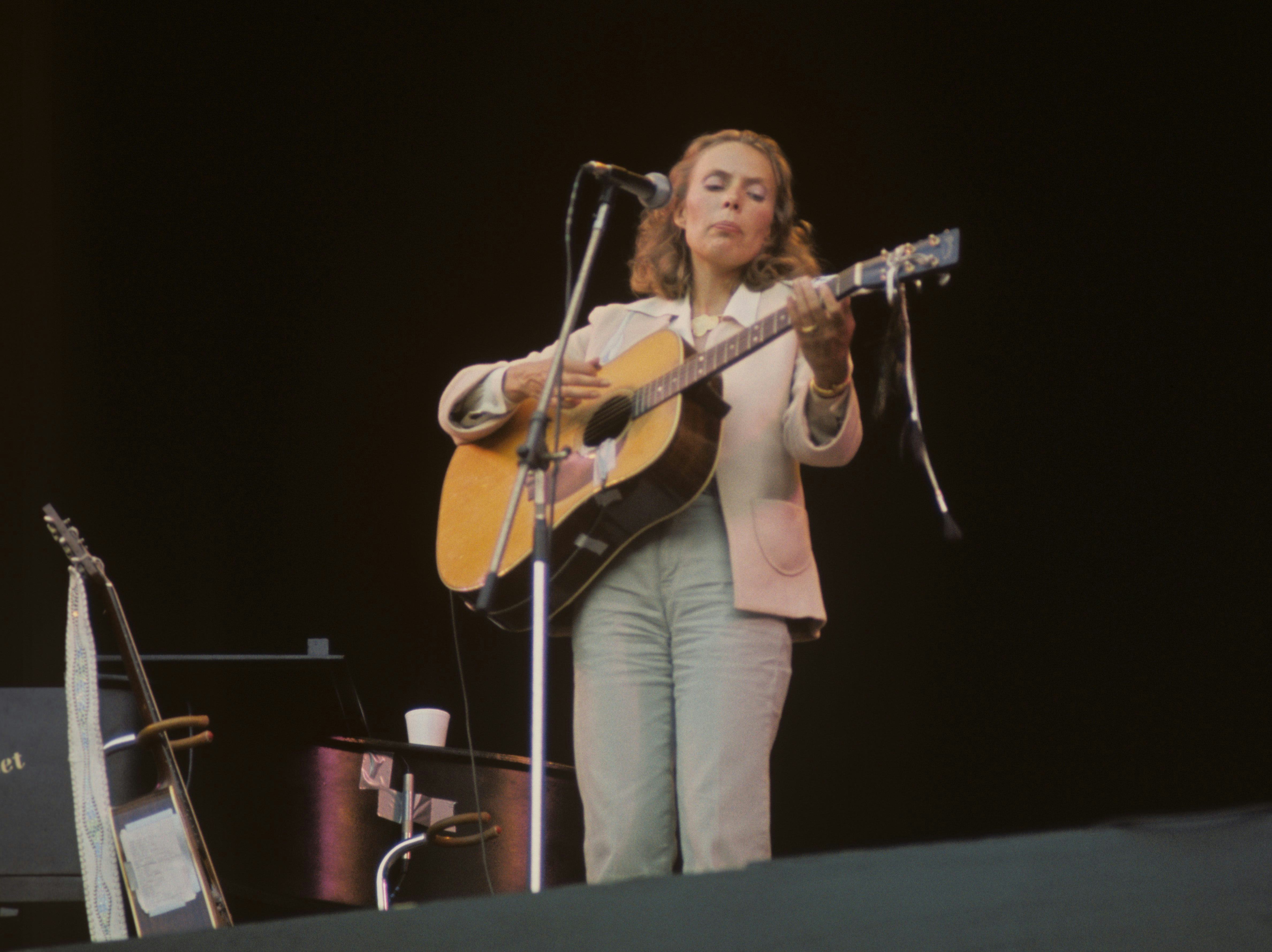 23 Photos Of Badass Lady Rockers From The '70s That All Women Need To See