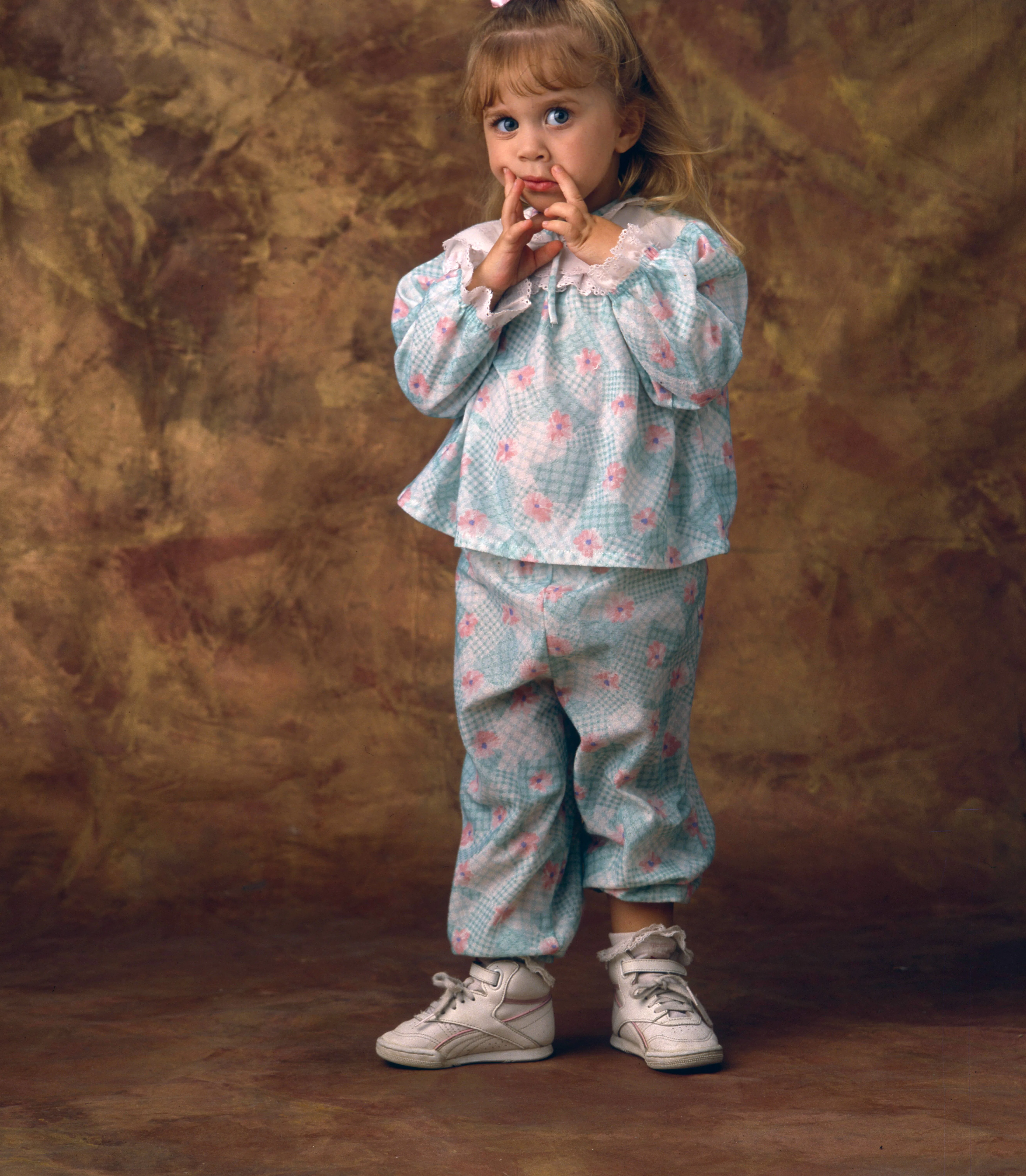 16 Archived 'Full House' Photos Of The Tanner Sisters In All Their ...