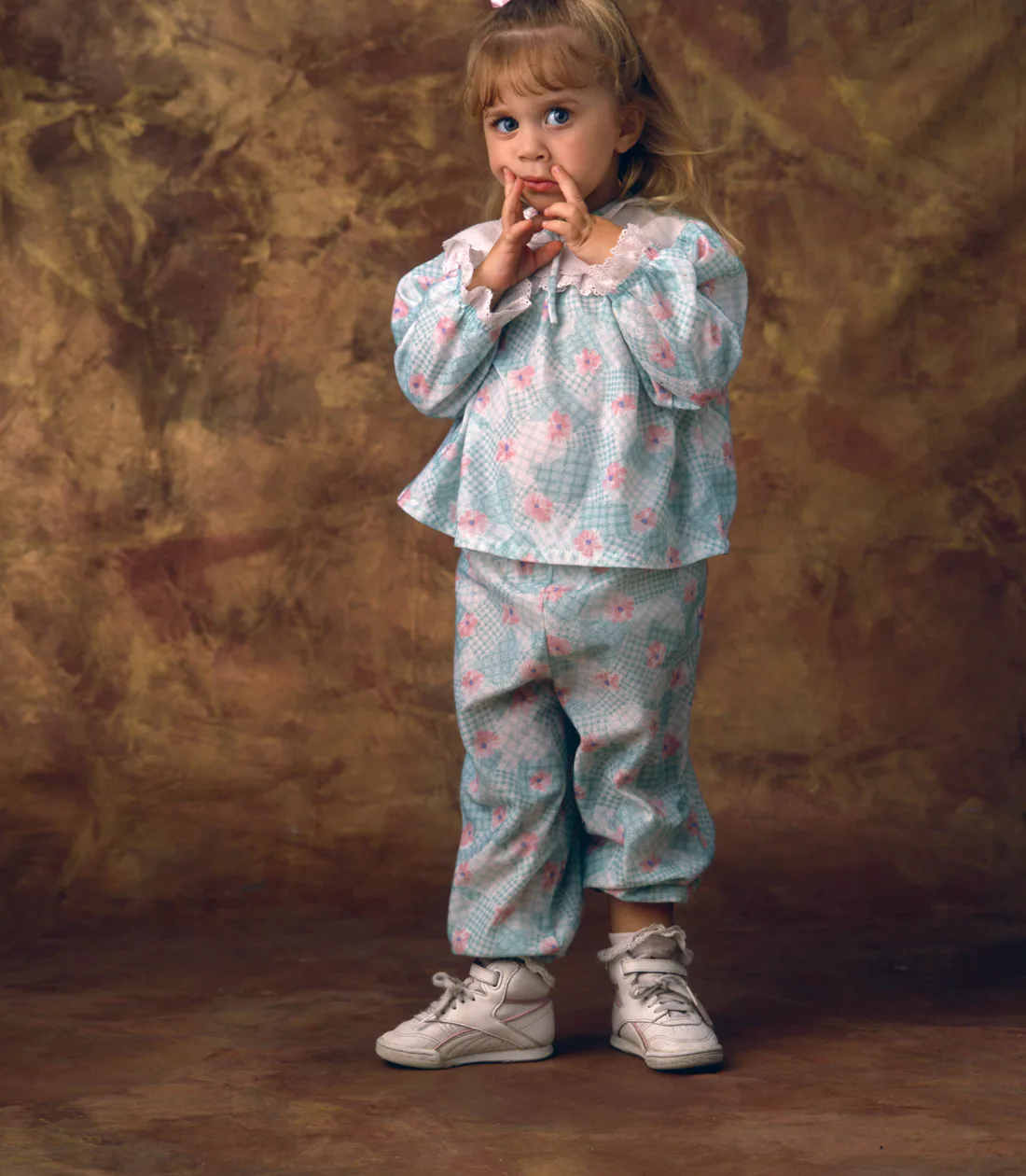 16 Archived 'Full House' Photos Of The Tanner Sisters In All Their ...