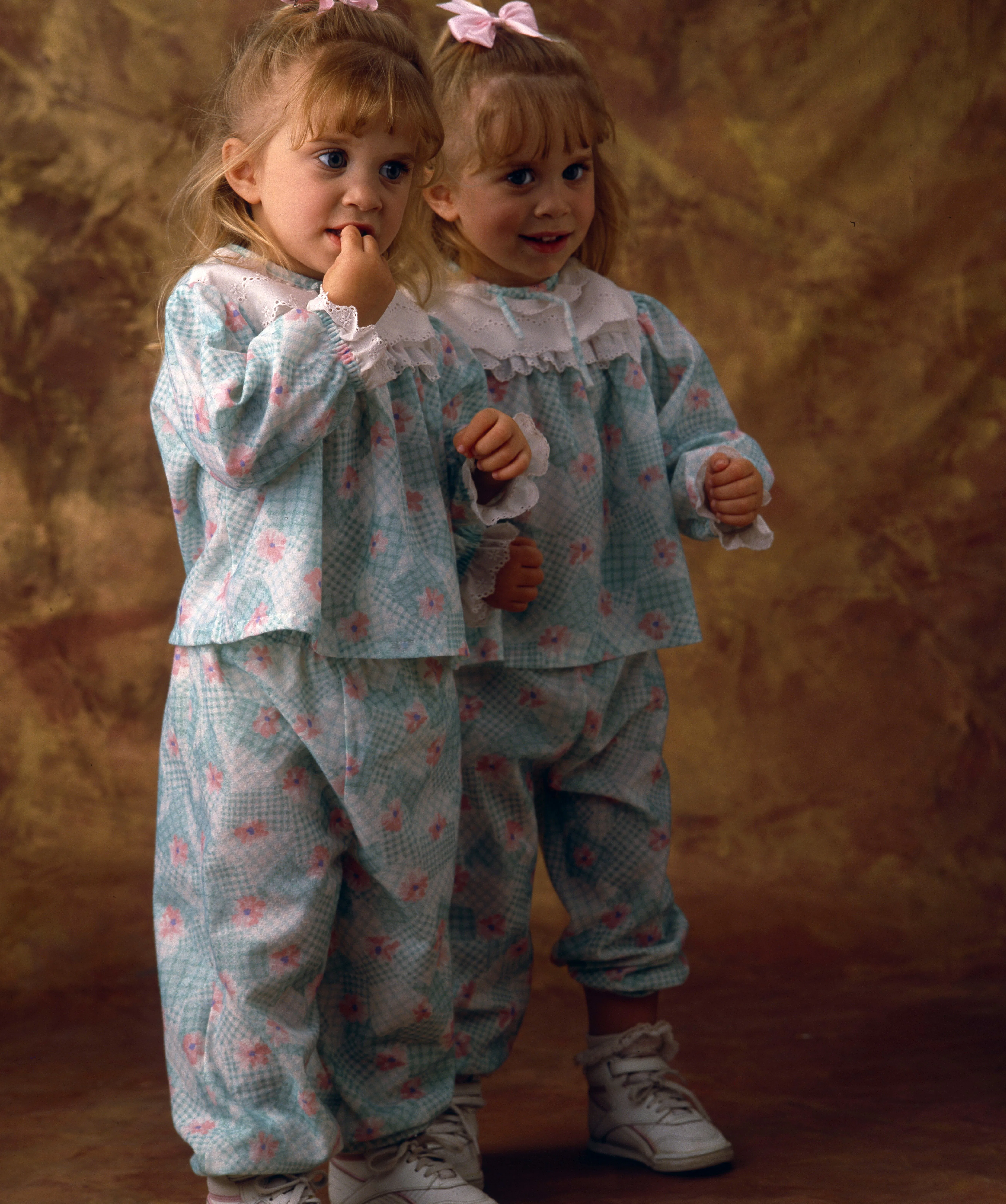 16 Archived 'Full House' Photos Of The Tanner Sisters In All Their ...