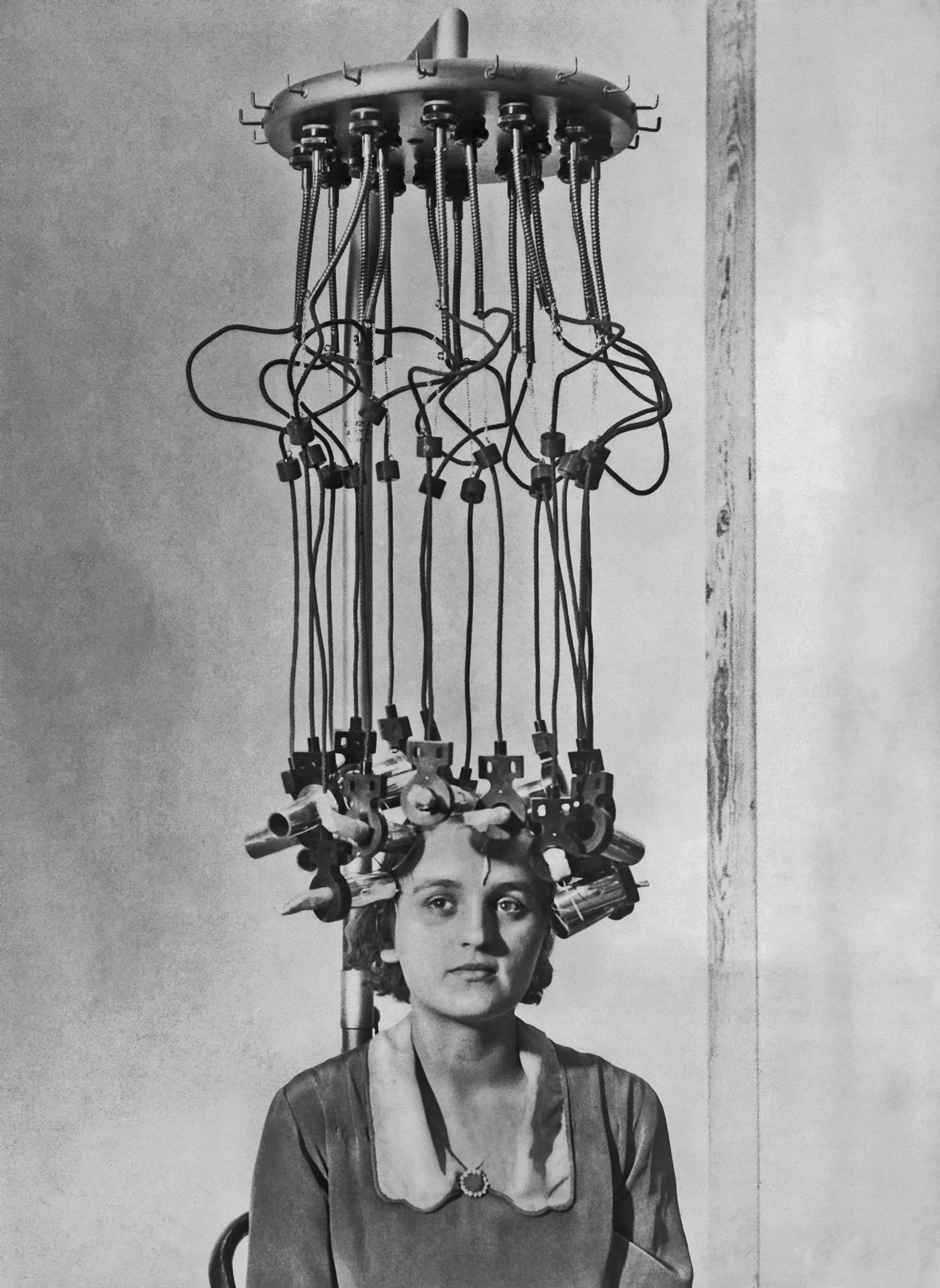 10 Old-School Beauty Tools That Seem More Like Torture Devices — PHOTOS