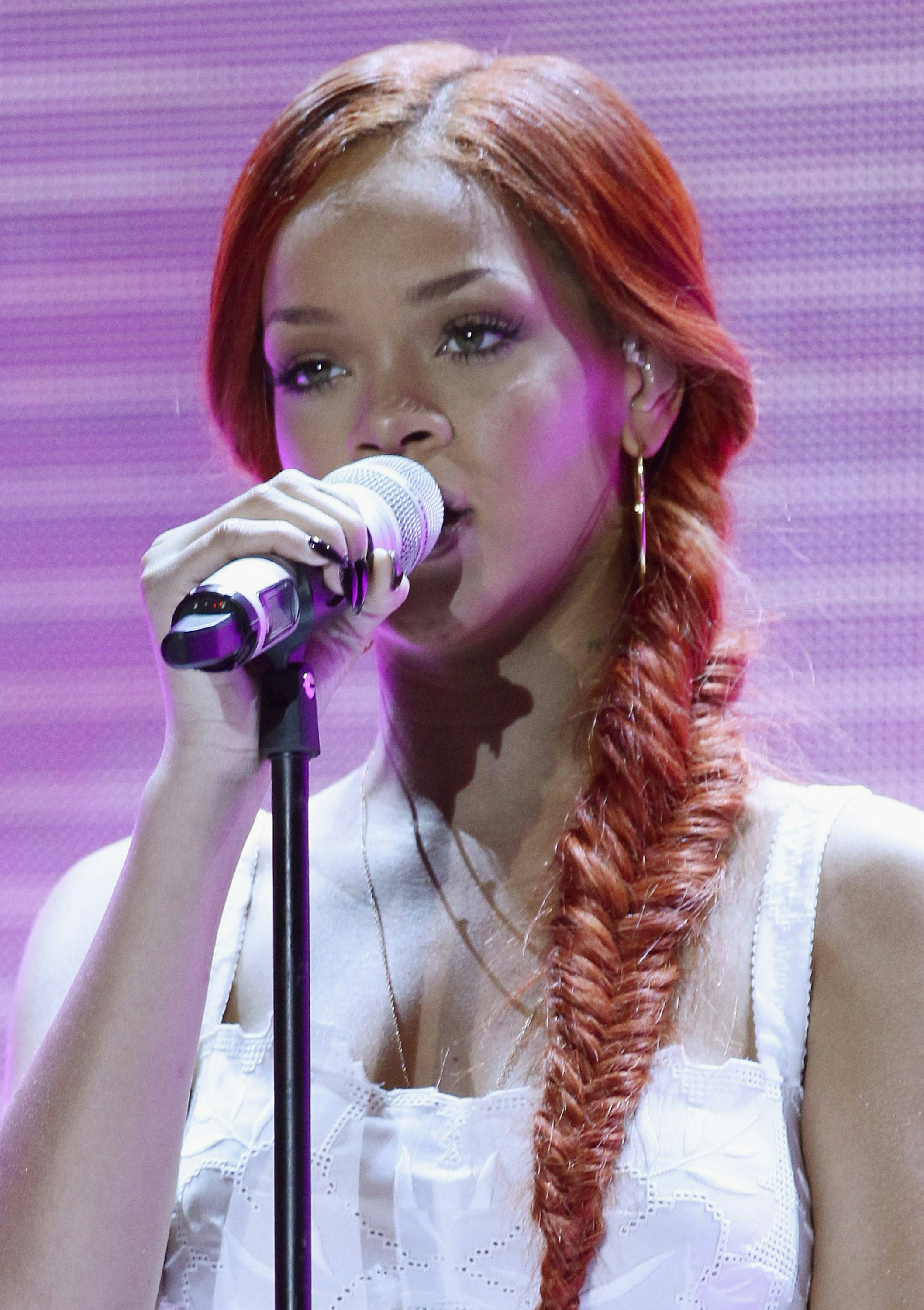 Hailee Steinfeld's Fishtail French Braid Is Everything — PHOTO