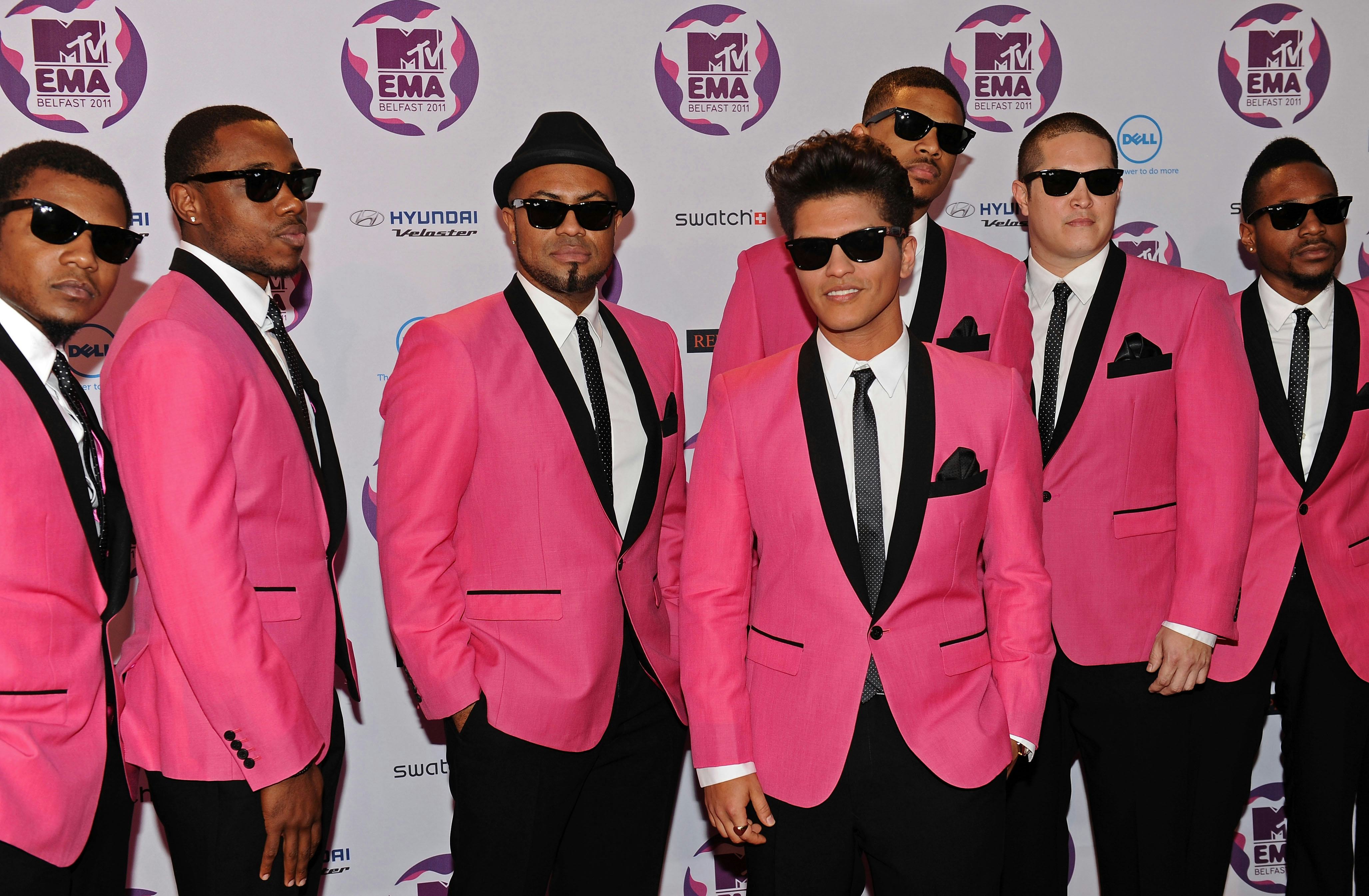 15 Male Celebrities Wearing Pink & Looking Perfectly Pretty — PHOTOS