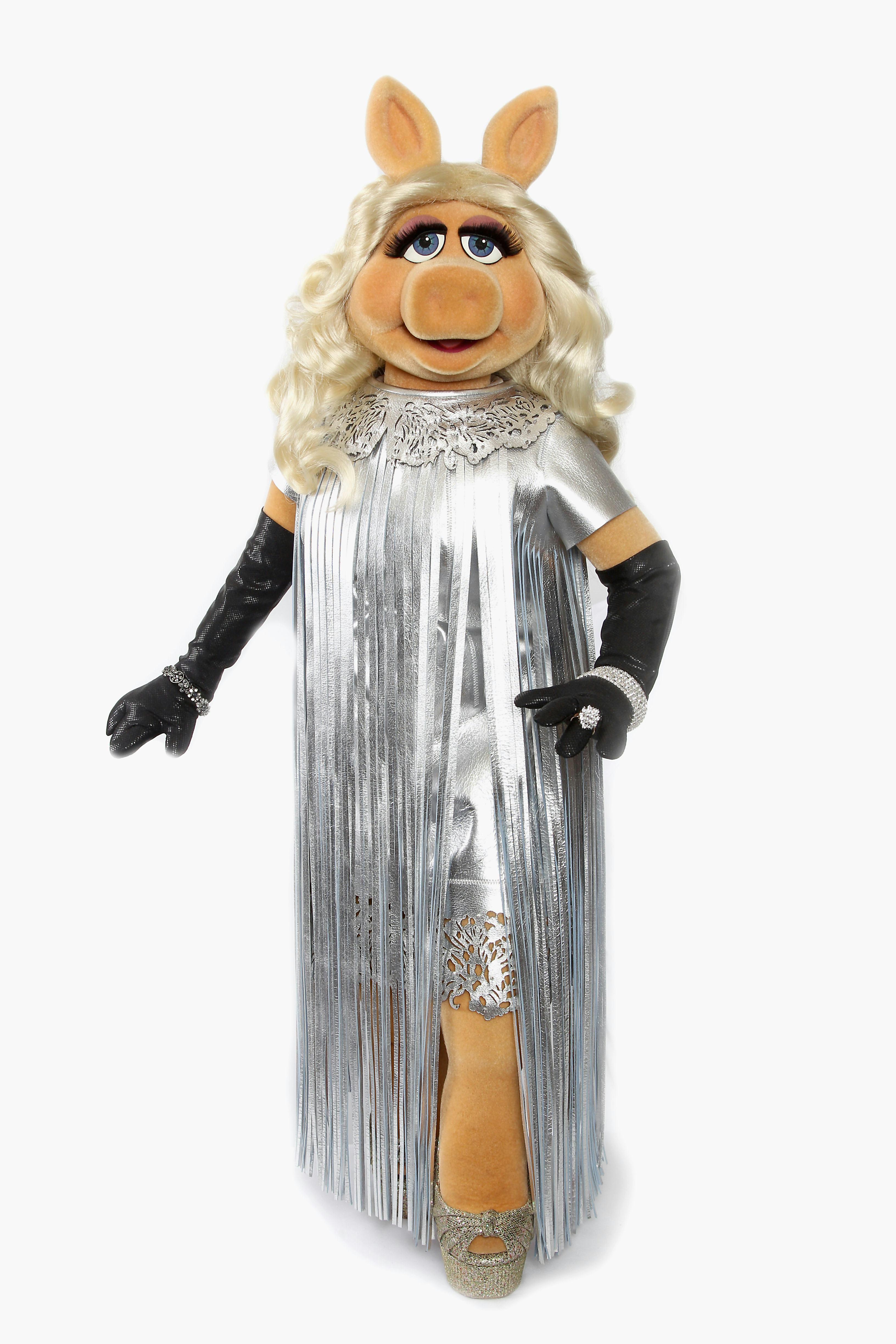 Miss Piggy Is A Feminist Icon & A Style Icon, Illustrated By Her 9 Best ...