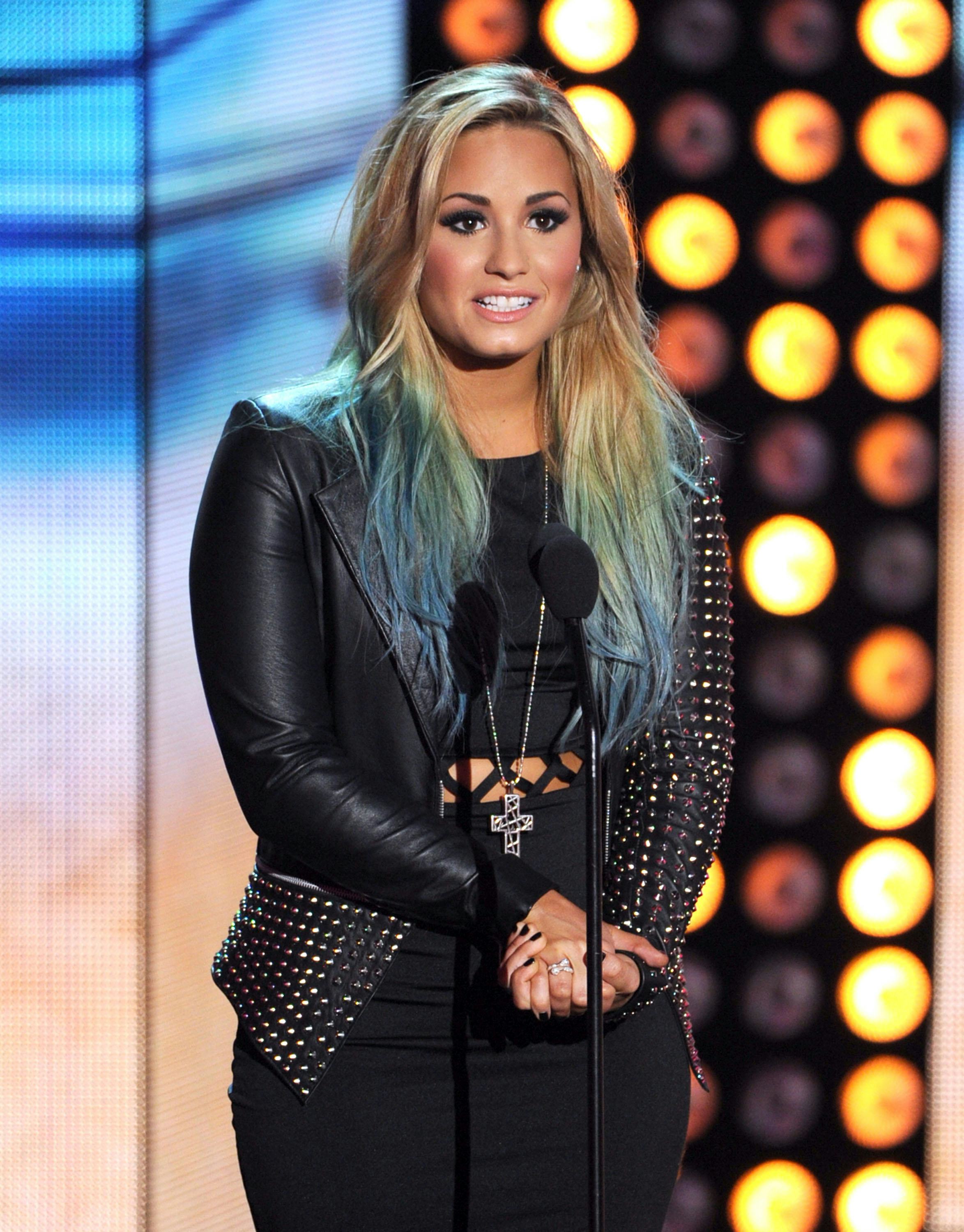 10 Drastic Demi Lovato Beauty Looks That Prove She's Got The Most Fun ...