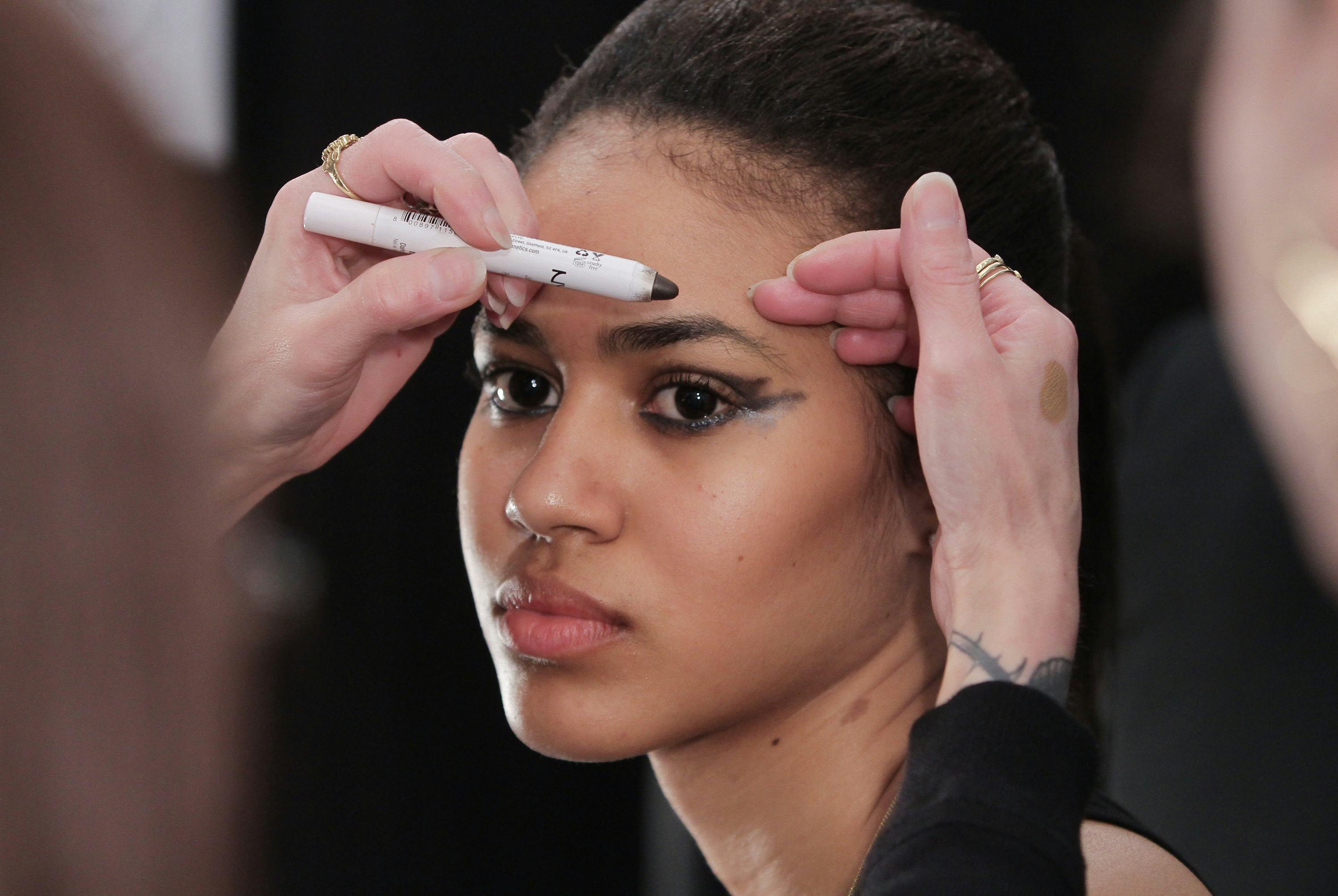 7 Expert Tweezing Tips That Will Help You Get Perfect Brows At Home
