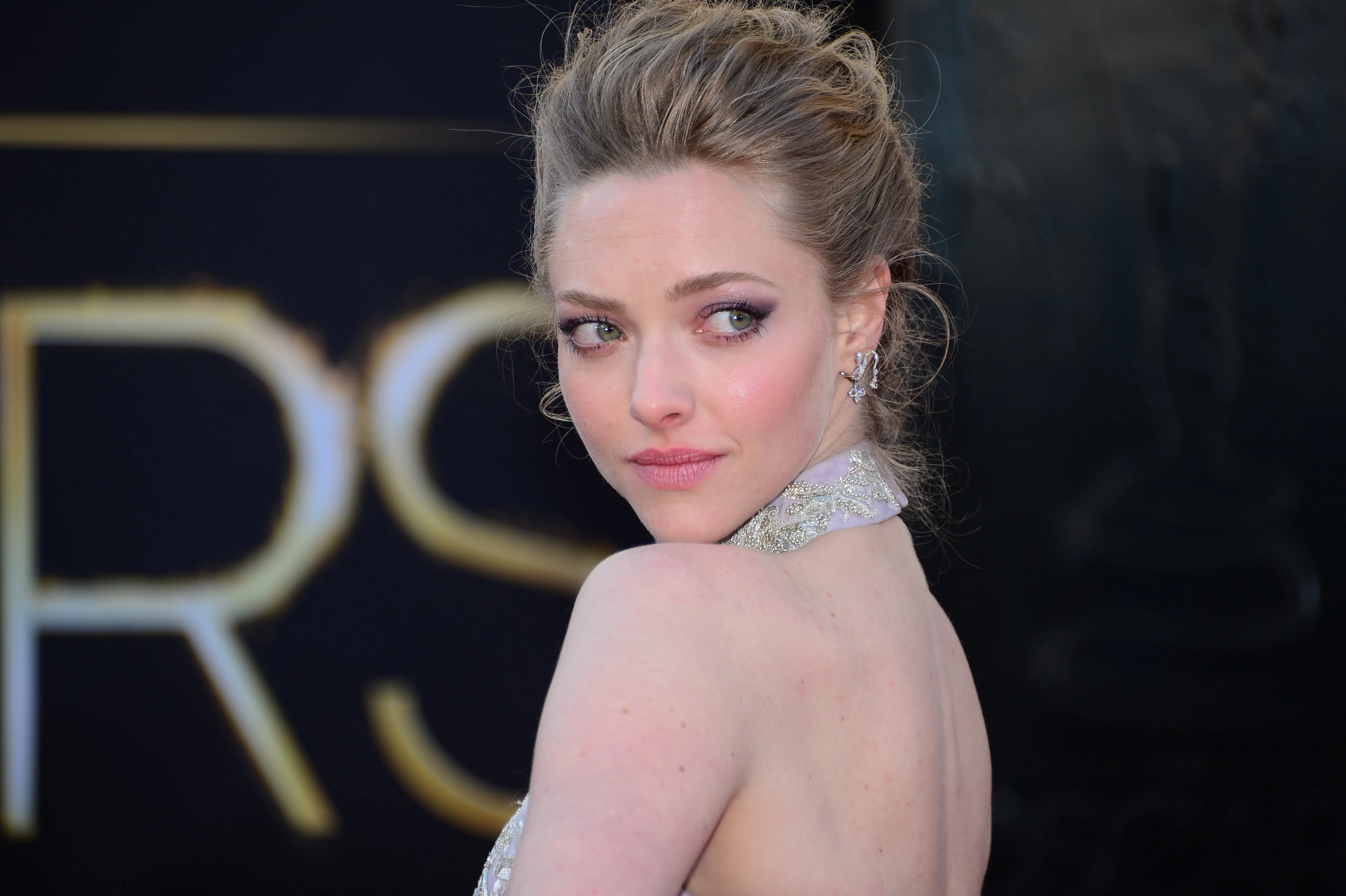 17 Amanda Seyfried Hairstyles To Try At Home Because She Is A Queen