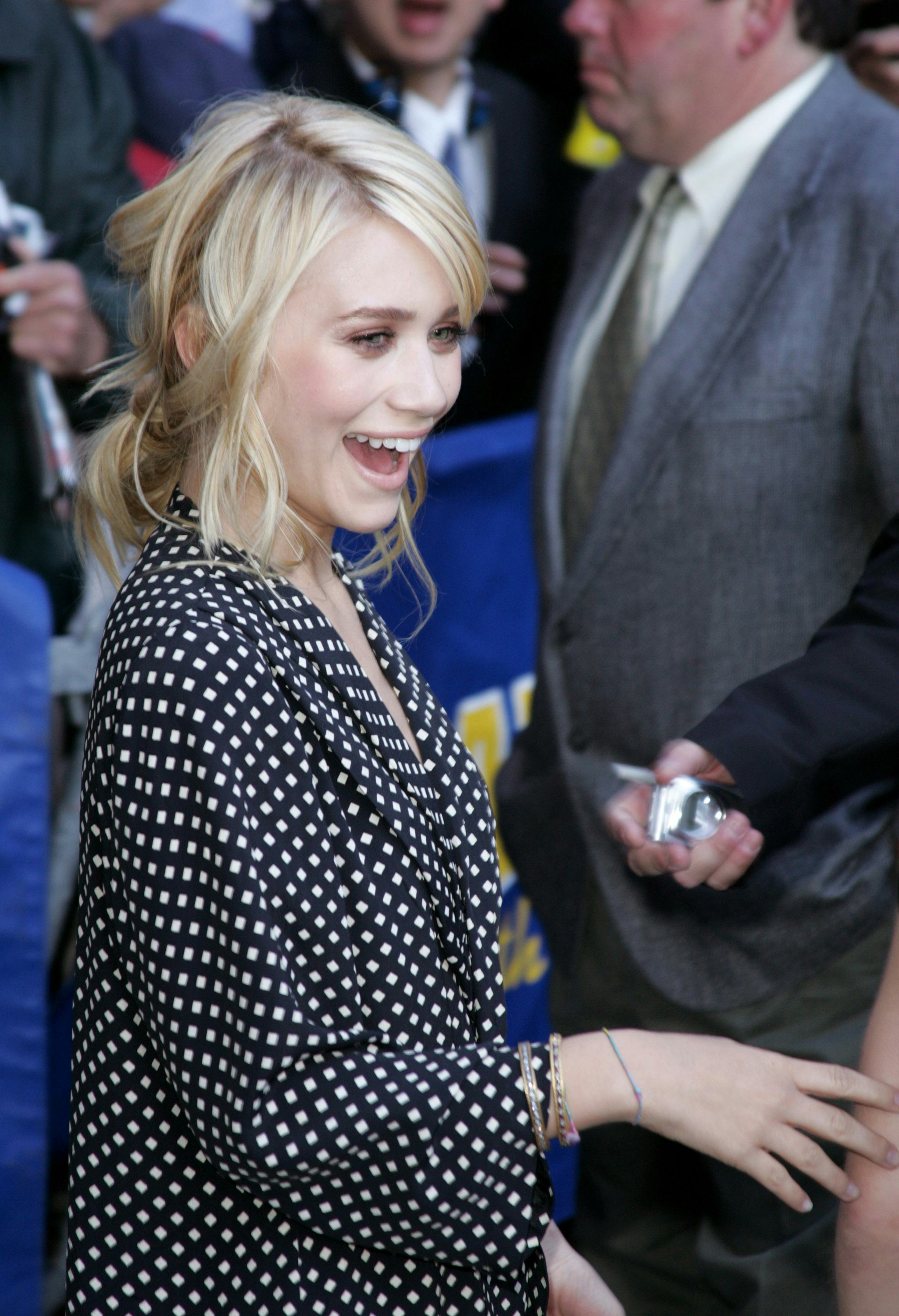 The 26 Times Mary Kate & Ashley Olsen Actually Smiled With Teeth — PHOTOS