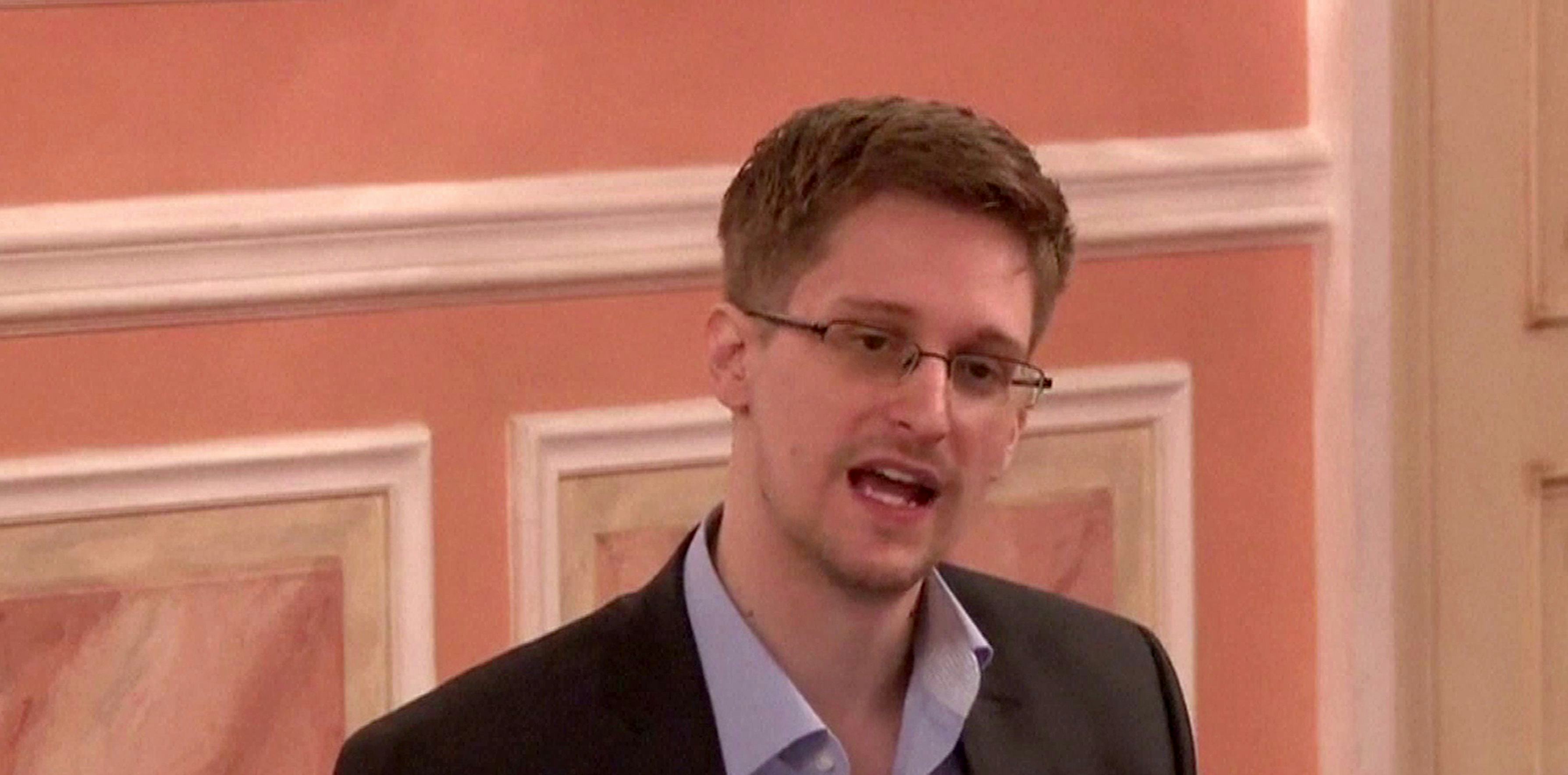 Photos Of The Real 'Snowden' Characters Vs. The Actors Show Some ...