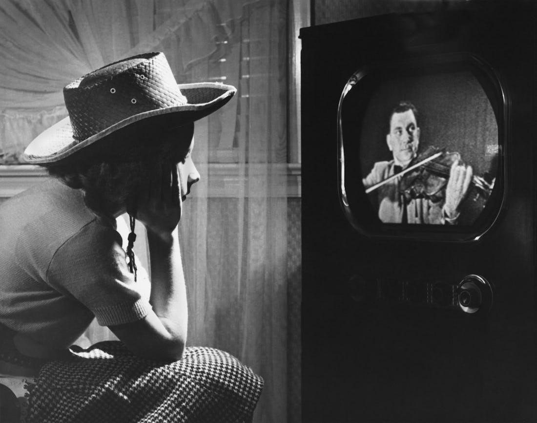 13 Vintage Photos Of People Losing Their Minds Over Television