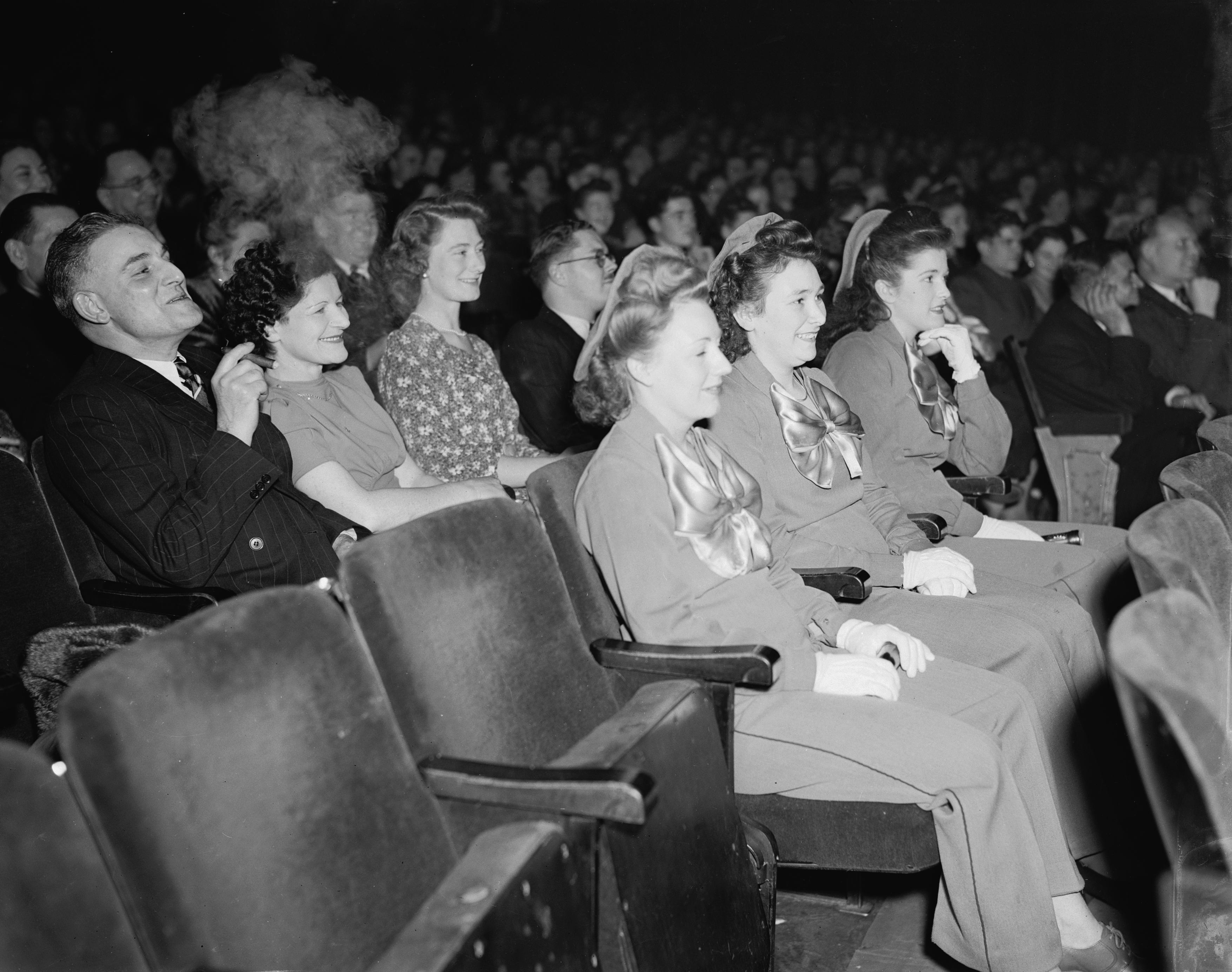 22 Old Movie Theater Pictures That Are Haunting & Beautiful