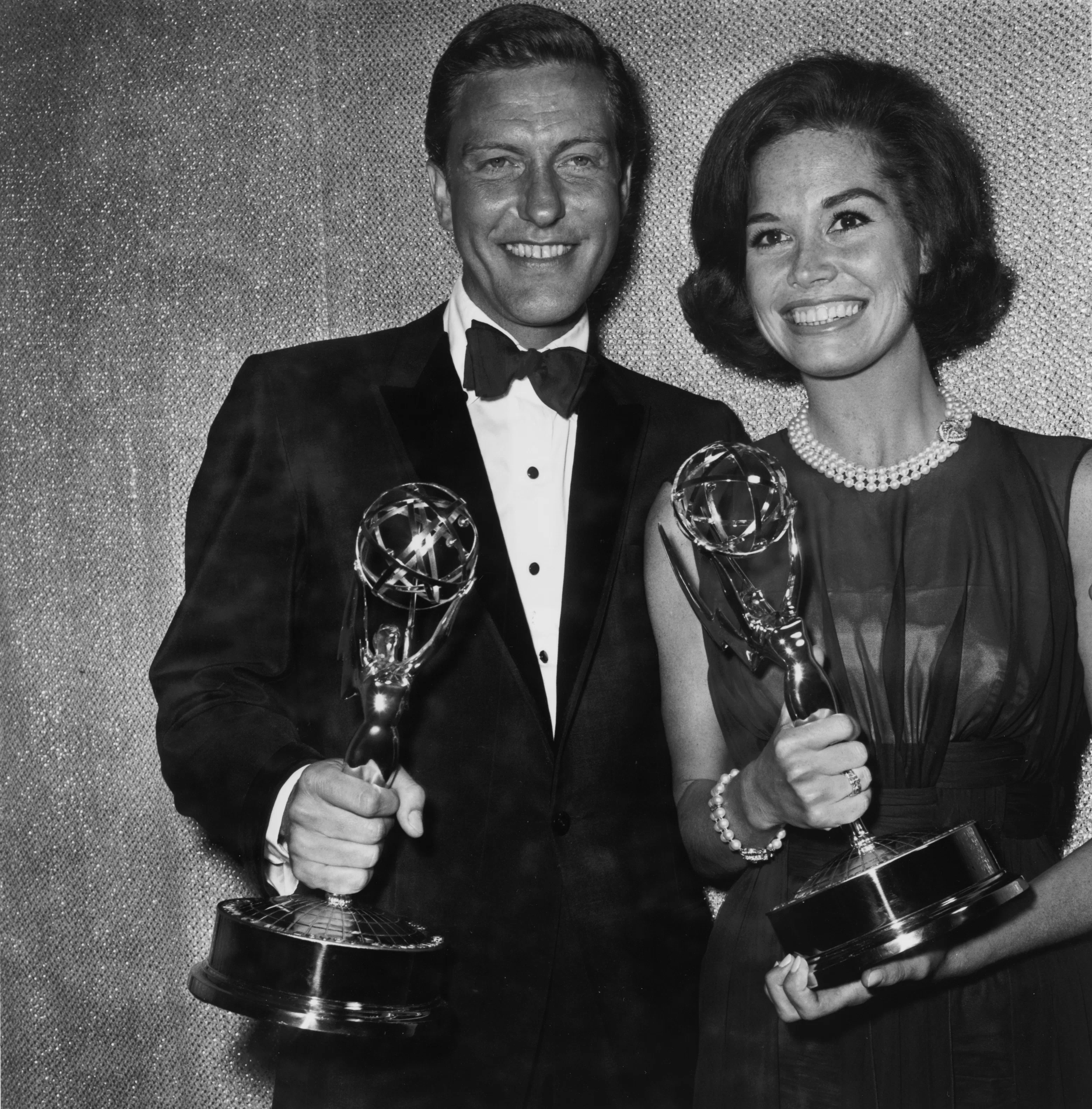 9 Vintage Emmy Awards Show Photos That Are Super Glamorous — PHOTOS