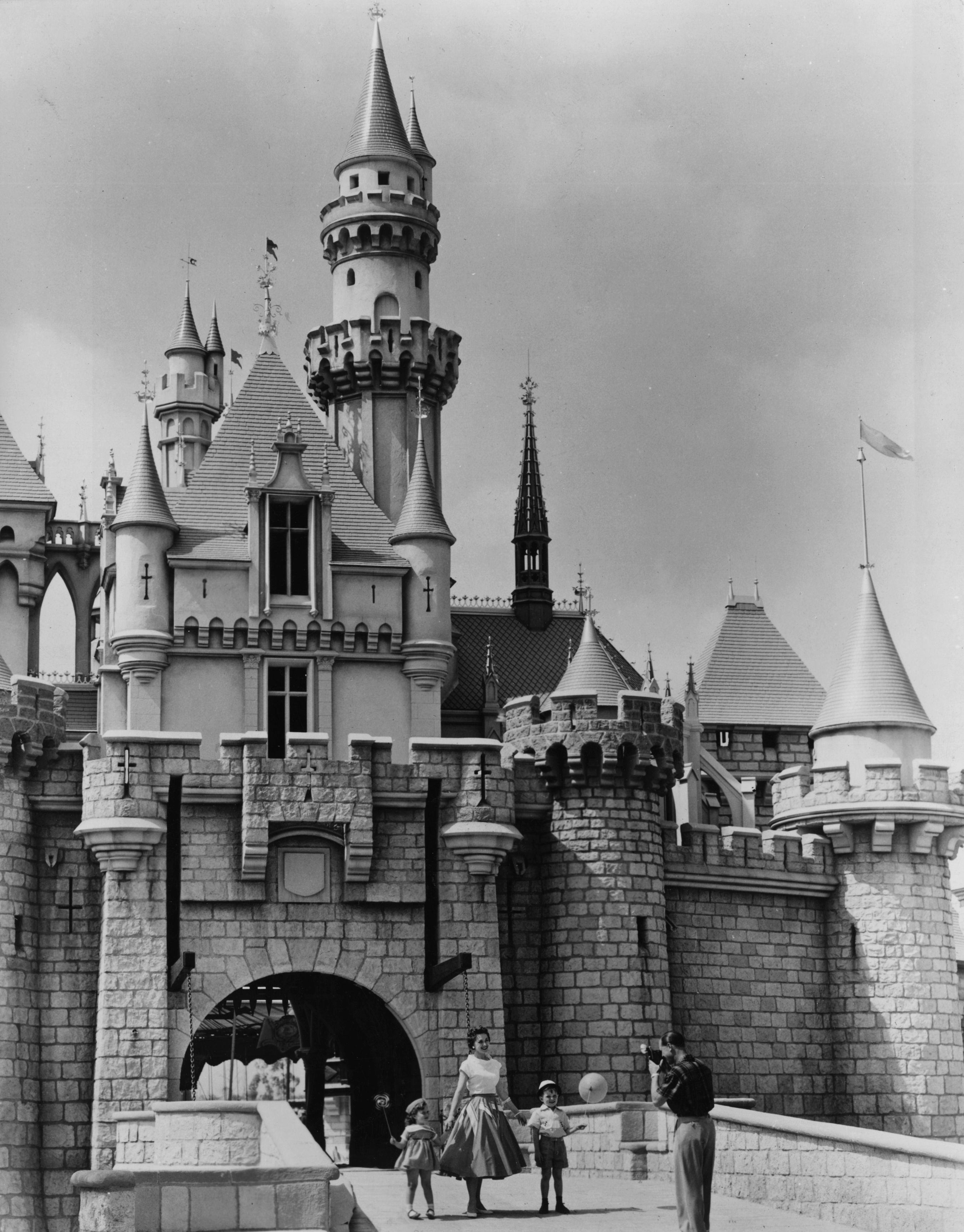 14 Photos Of Disneyland In 1955 Vs. Now That Show How Much Has Changed