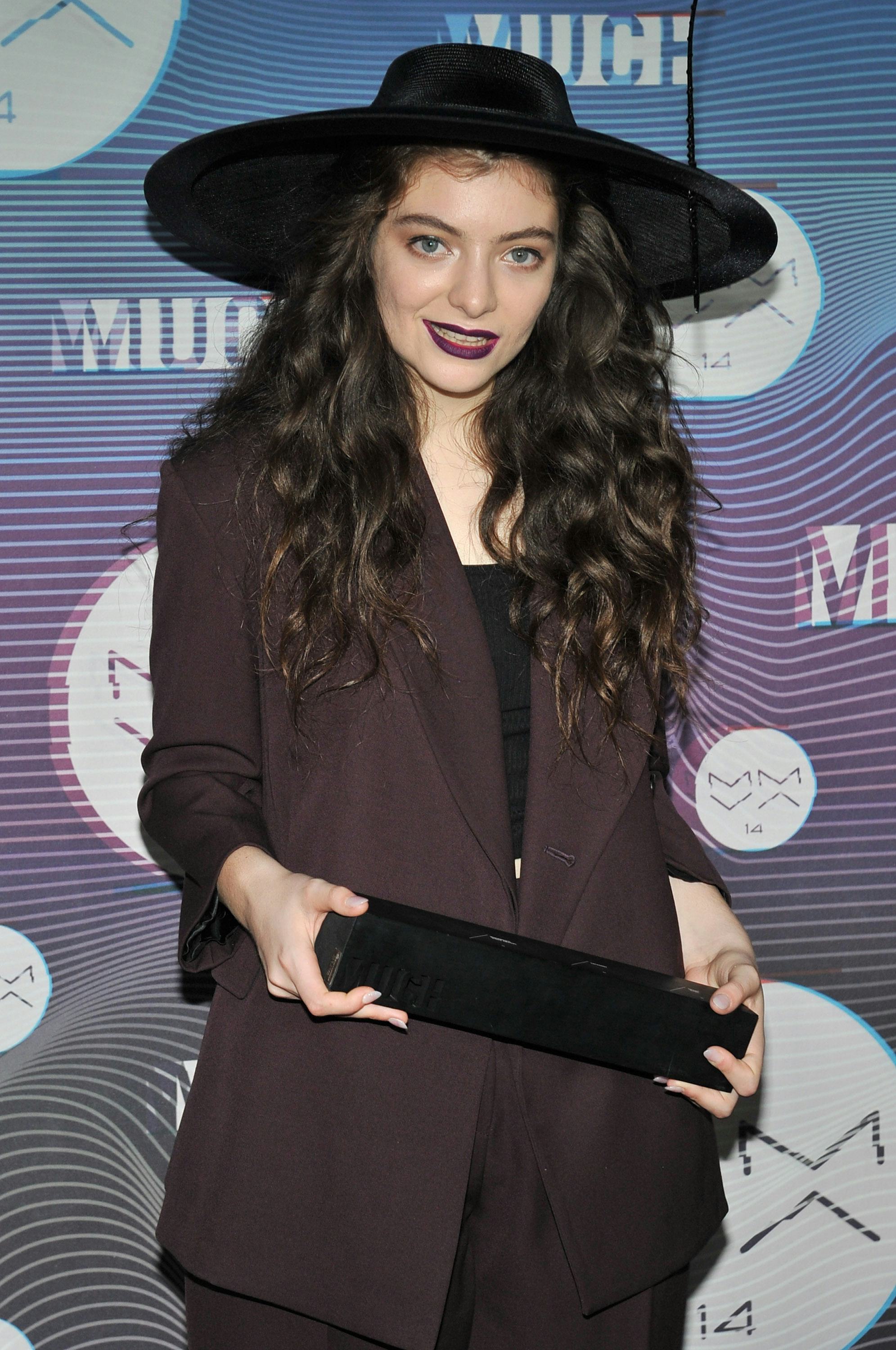 7 Times Lorde Embraced Her Curls Because She's All About That Natural ...