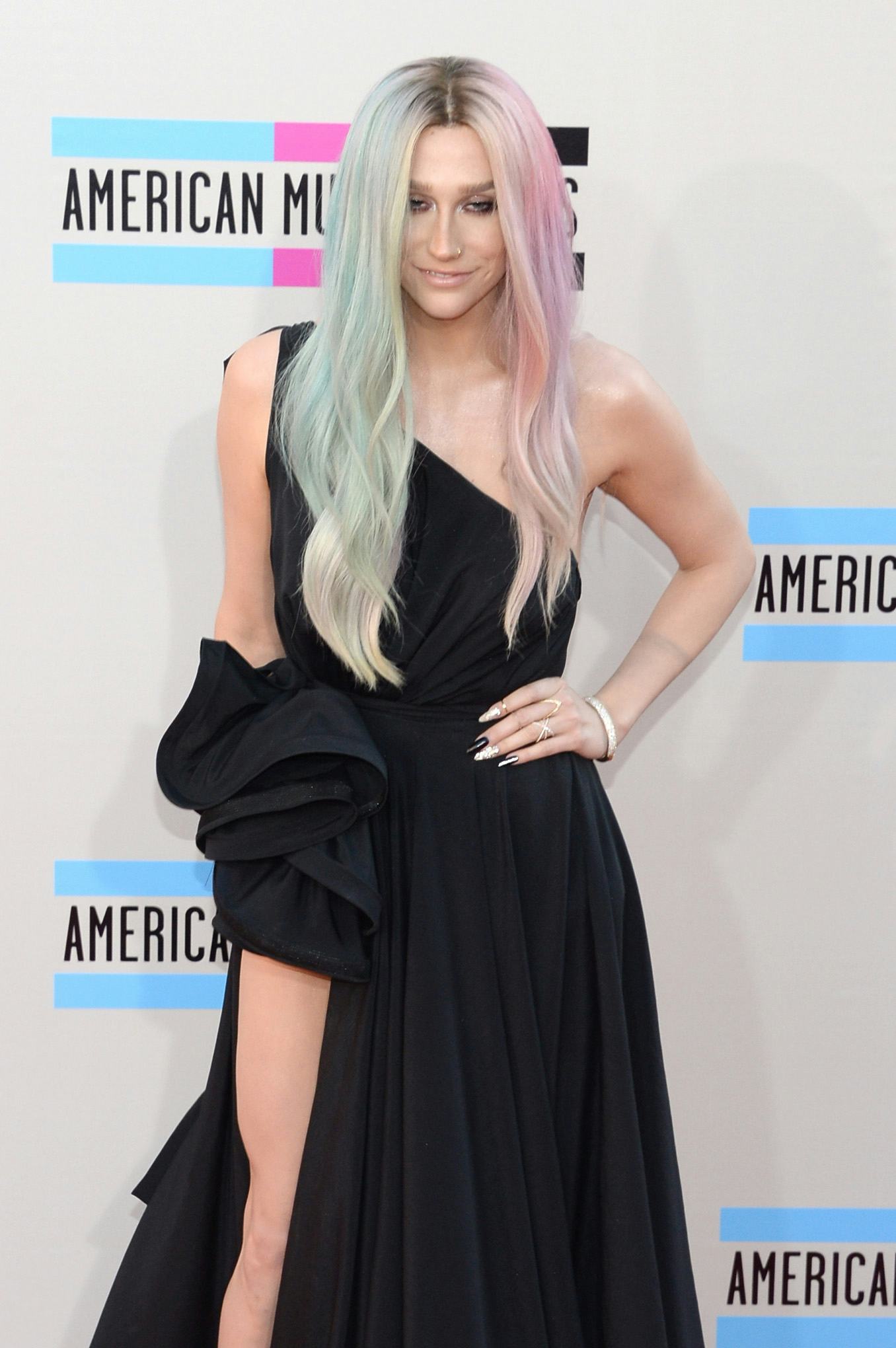 Kesha Poses Without Makeup While Wearing A Bikini & Is All Sorts Of ...