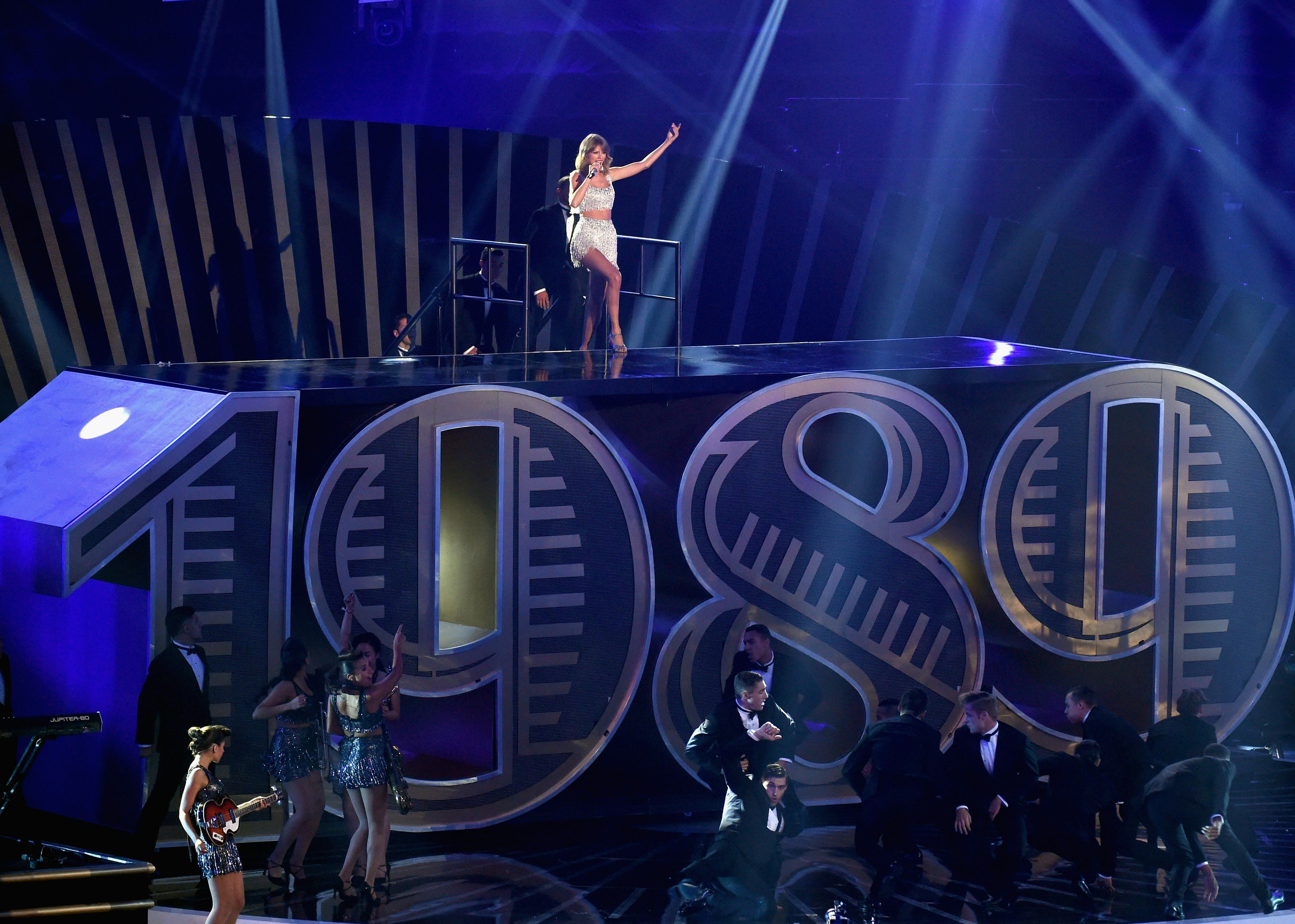 Taylor Swift's VMA Performance of "Shake It Off" Was Amazing, Awkward ...