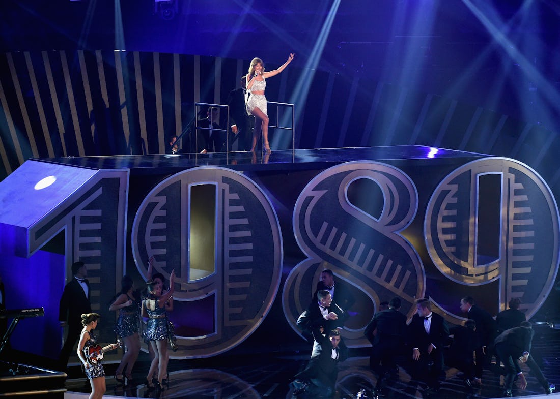 Taylor Swift's VMA Performance of "Shake It Off" Was Amazing, Awkward ...