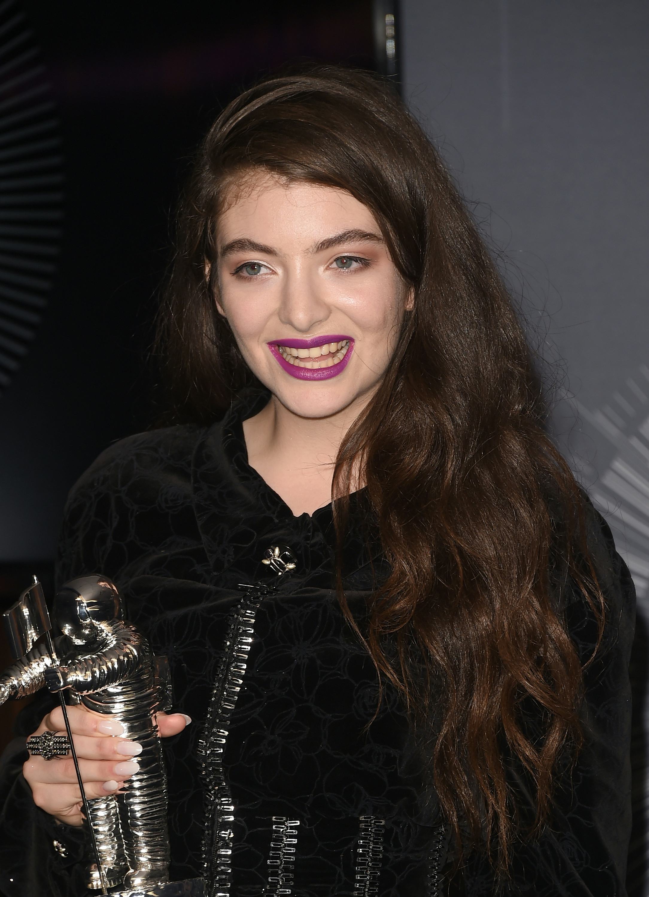 Lorde Debuts Short Straight Hair At CFDA/'Vogue' Fashion Fund Awards ...