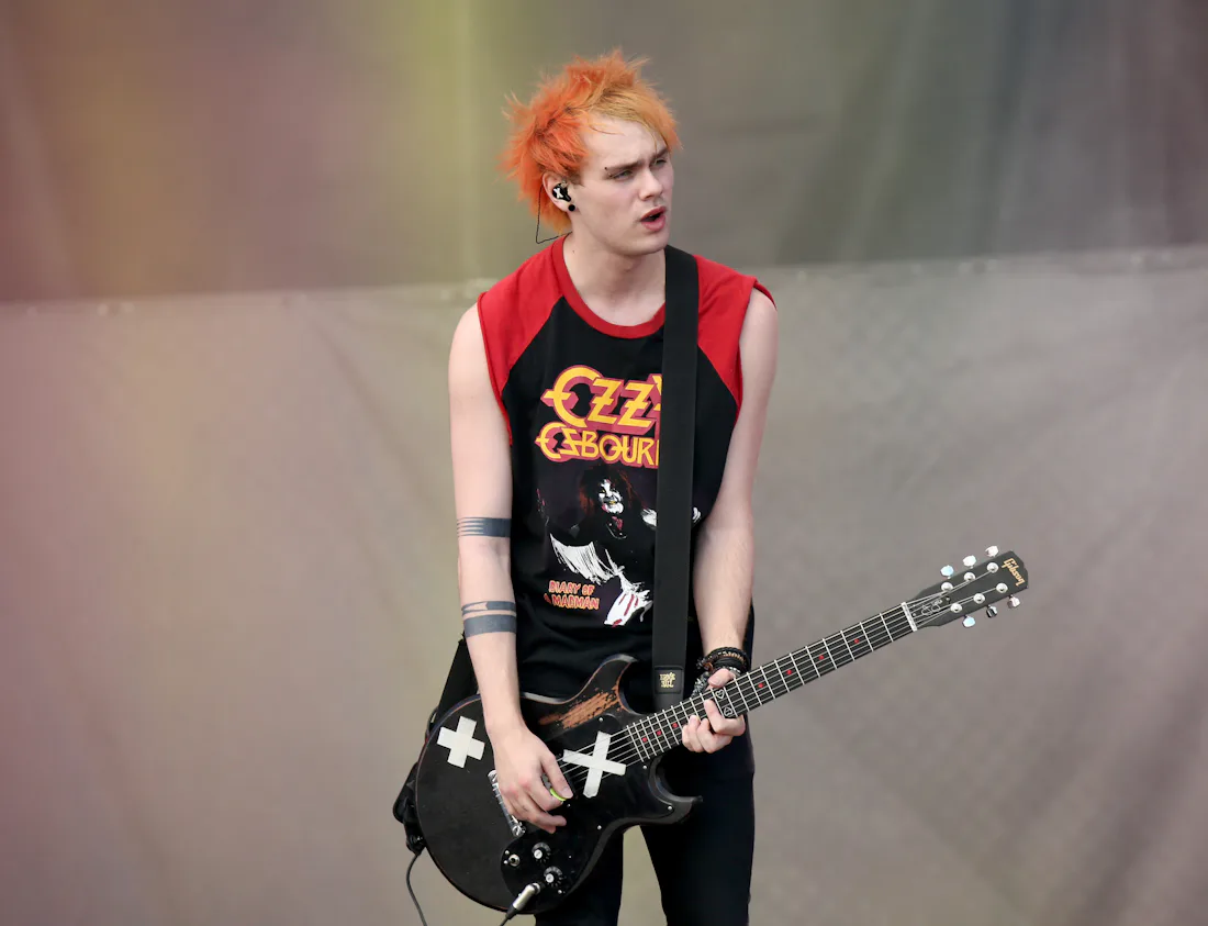 5SOS Guitarist Michael Clifford's Eyebrow Piercing Is The Only Constant ...