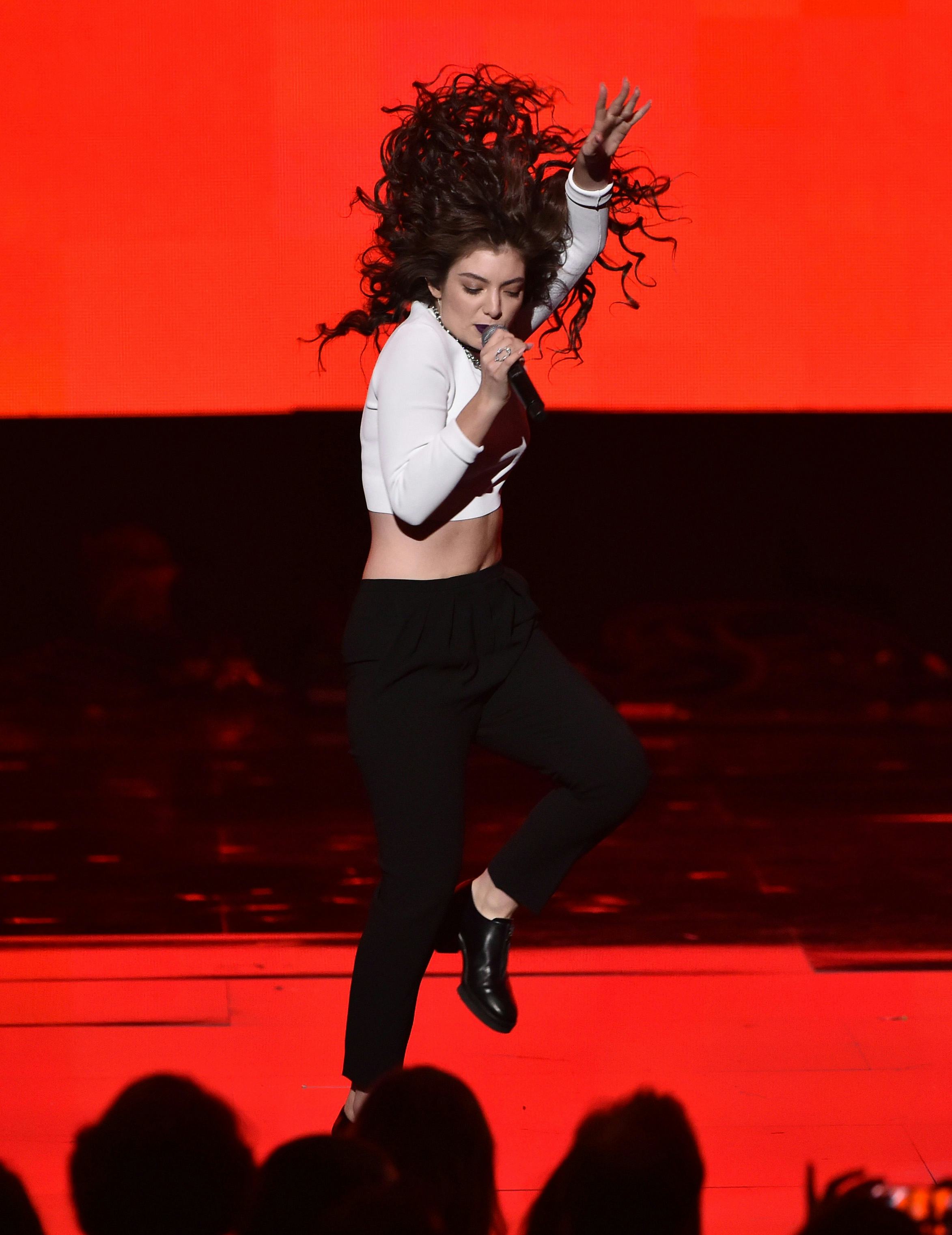 Lorde's AMA Outfit Channels Chanel In All The Gothic Wonder We Could ...