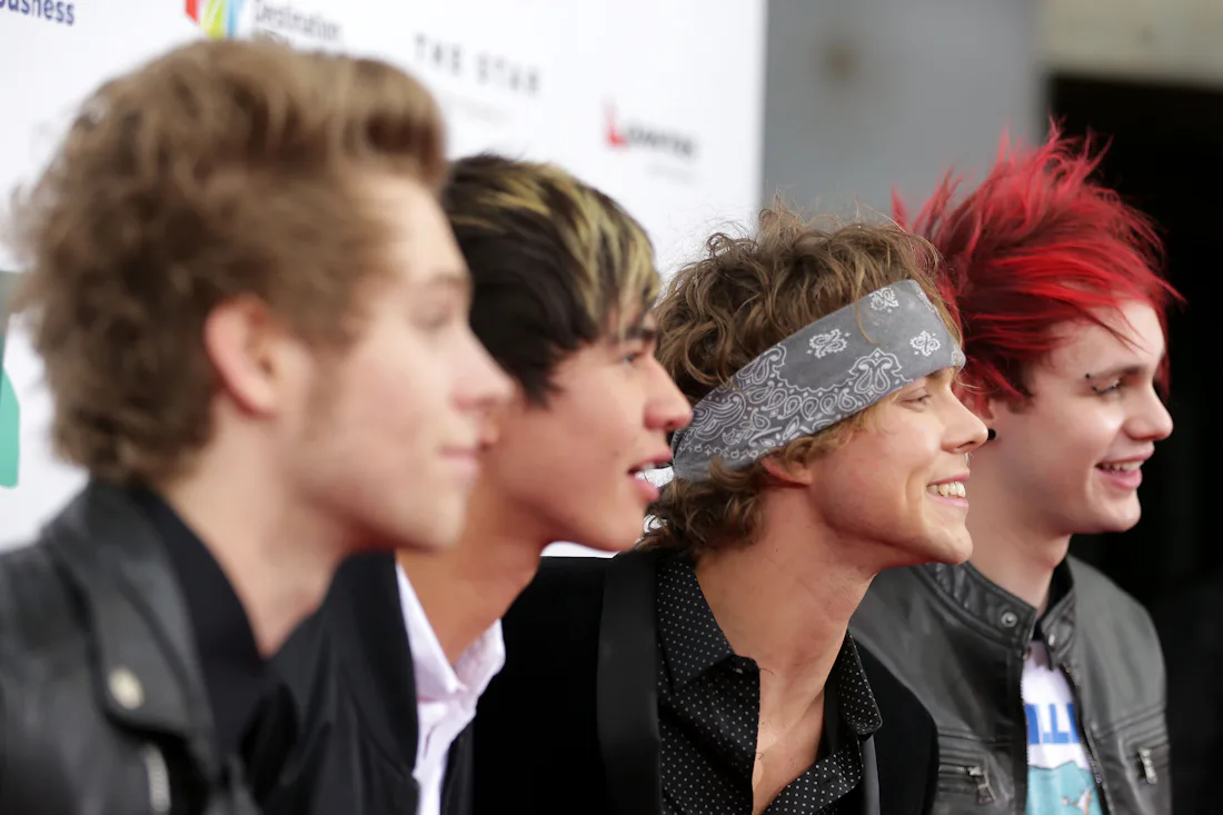 5SOS Guitarist Michael Clifford's Eyebrow Piercing Is The Only Constant ...