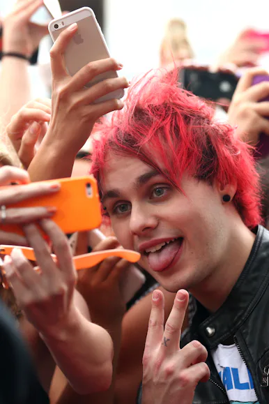 5SOS Guitarist Michael Clifford's Eyebrow Piercing Is The Only Constant ...