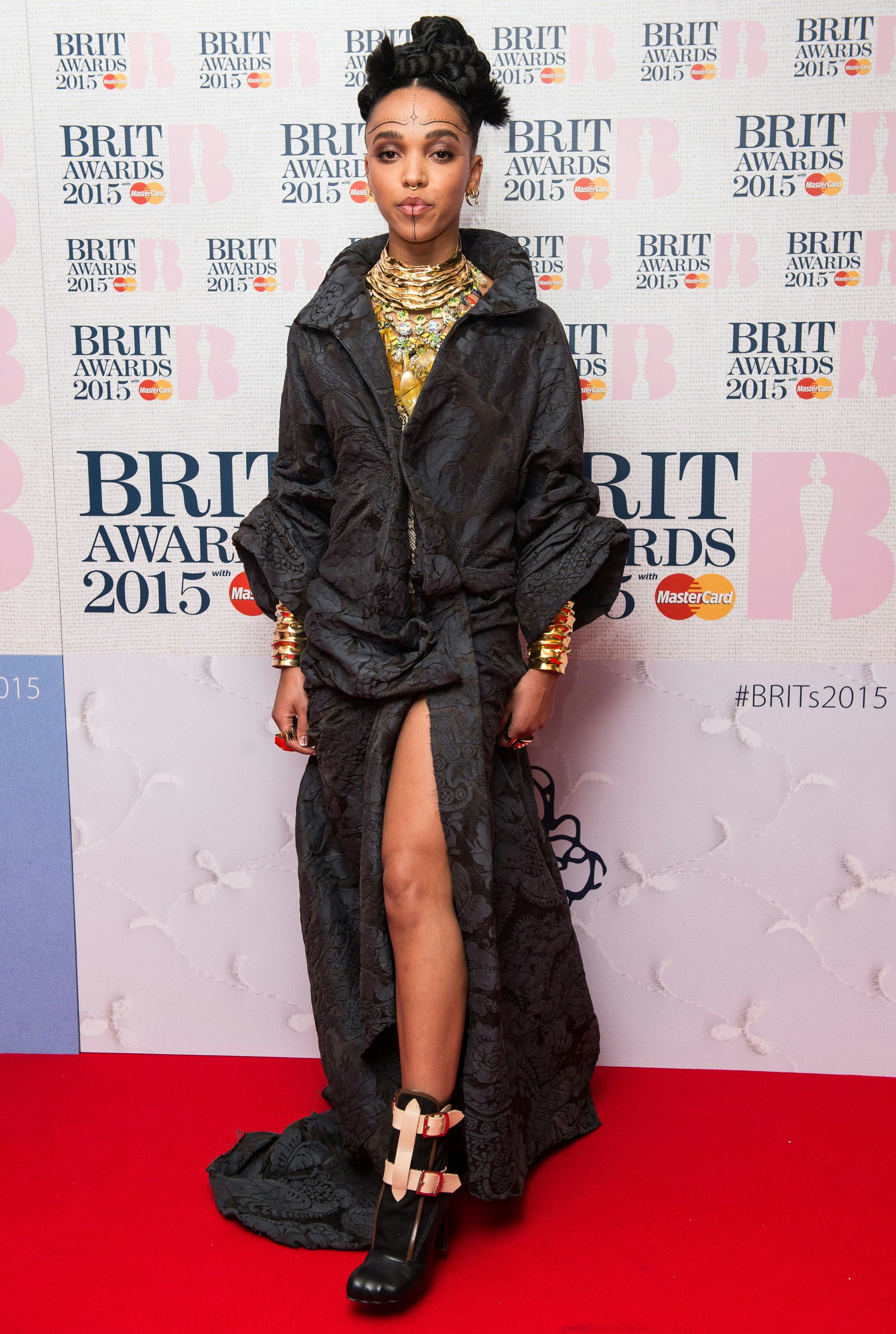 FKA Twigs Attends London Fashion Week In An Homage To '90s Versace ...