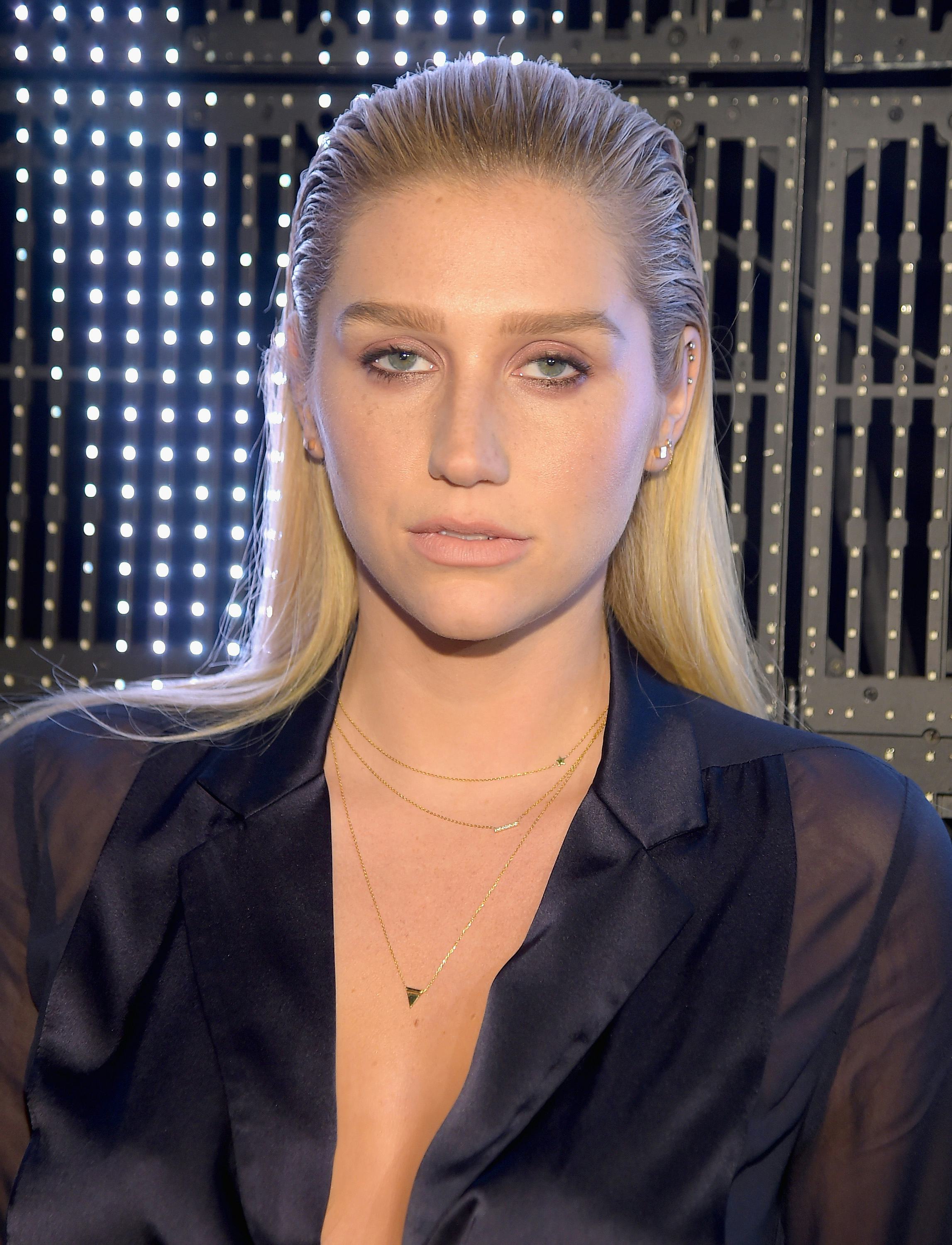 Kesha Poses Without Makeup While Wearing A Bikini & Is All Sorts Of ...