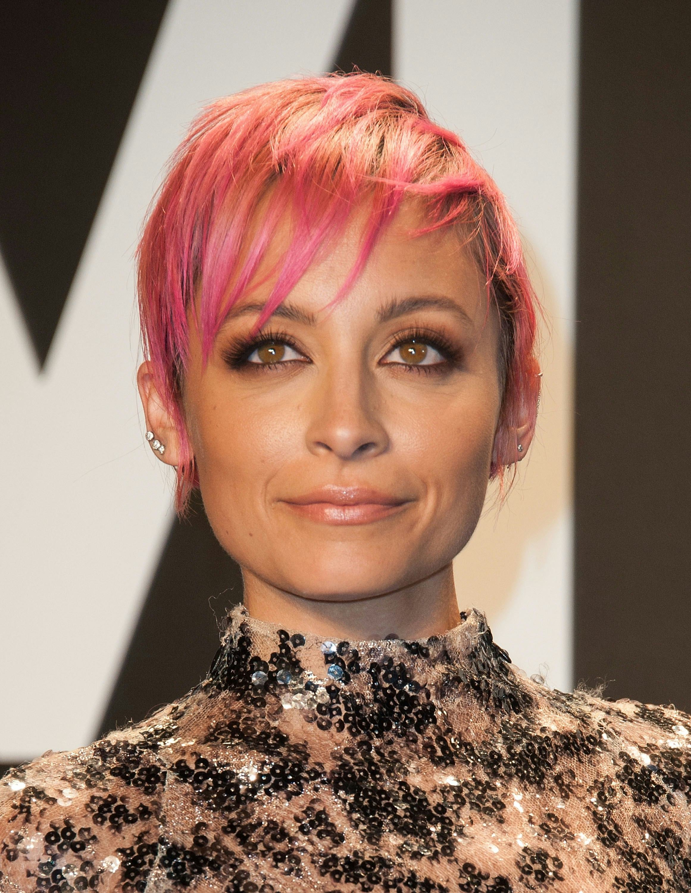 Iggy Azalea Has Pink Hair Now, Because This Color Ruled 2015 — PHOTO